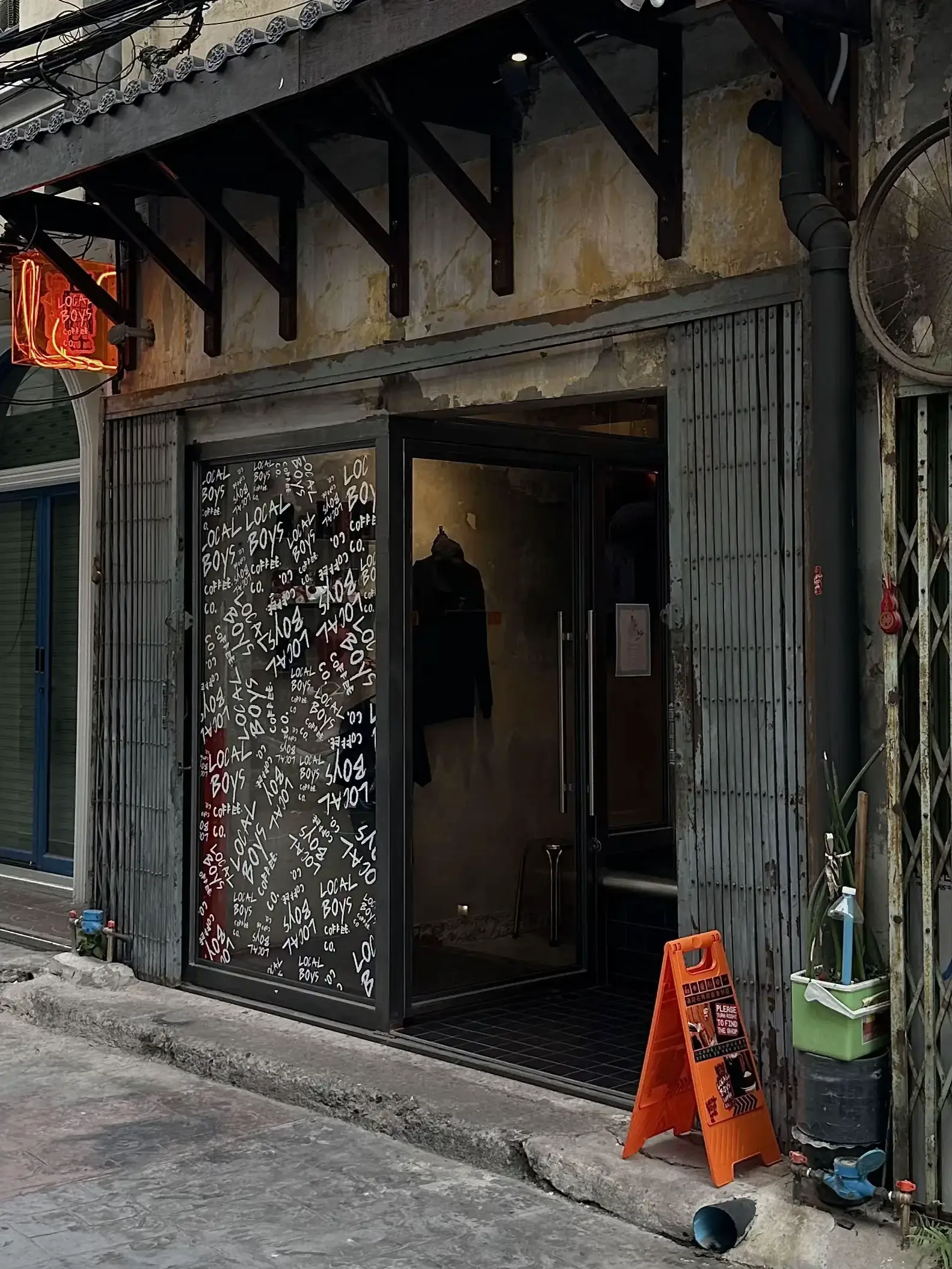คาเฟ่สุดคูล สตรีทอาร์ต ย่านทรงวาด Local Boys Coffee 🧑🏼‍🦰🛢️🦺💥 | แกลเลอรี ...