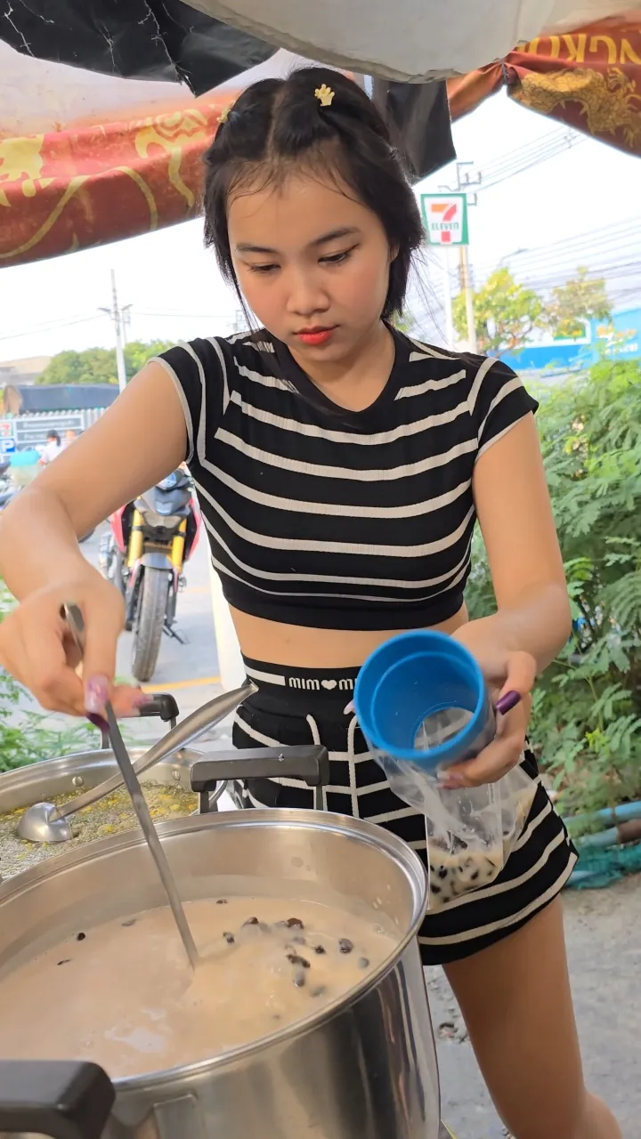 Little girl cute Sweet thai dessert | KiNG Street | วิดีโอที่เผยแพร่โดย KiNGStreetFood | Lemon8