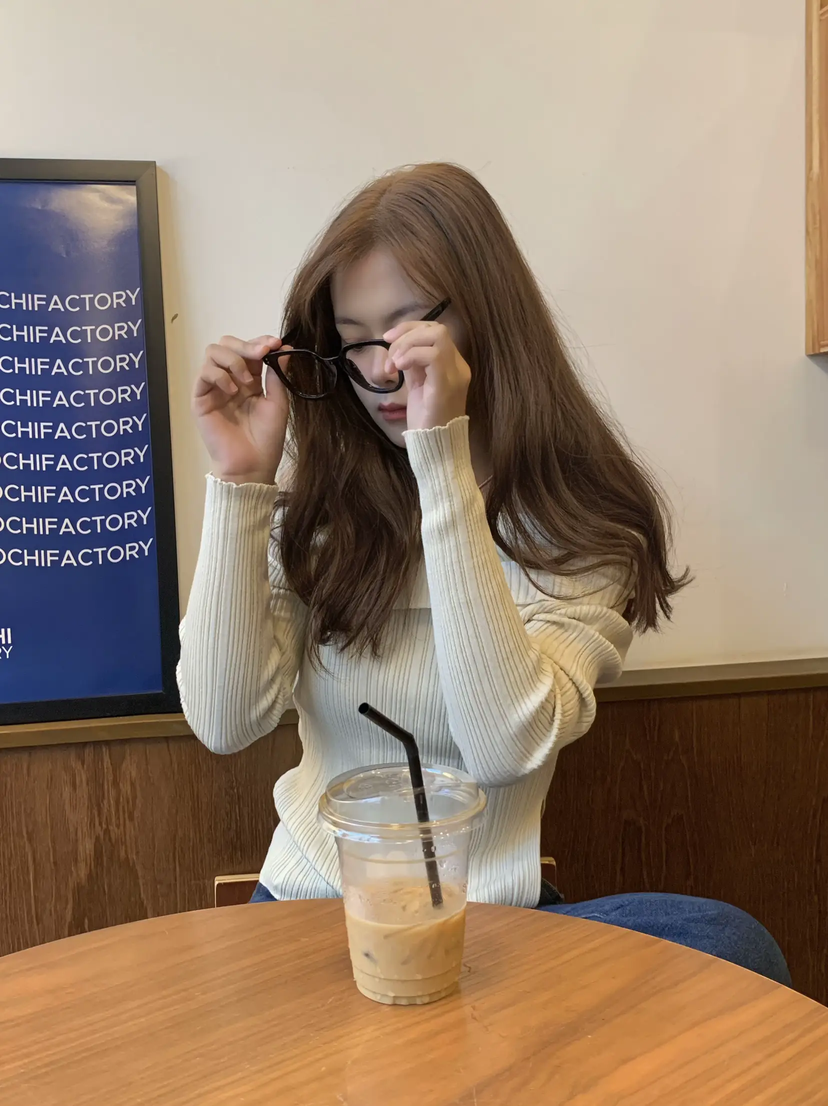 คุ้มมั้ย ? เสื้อราคาร้อยเดียว / ootd cafe 🫢🍢 | แกลเลอรีที่โพสต์โดย janerps | Lemon8