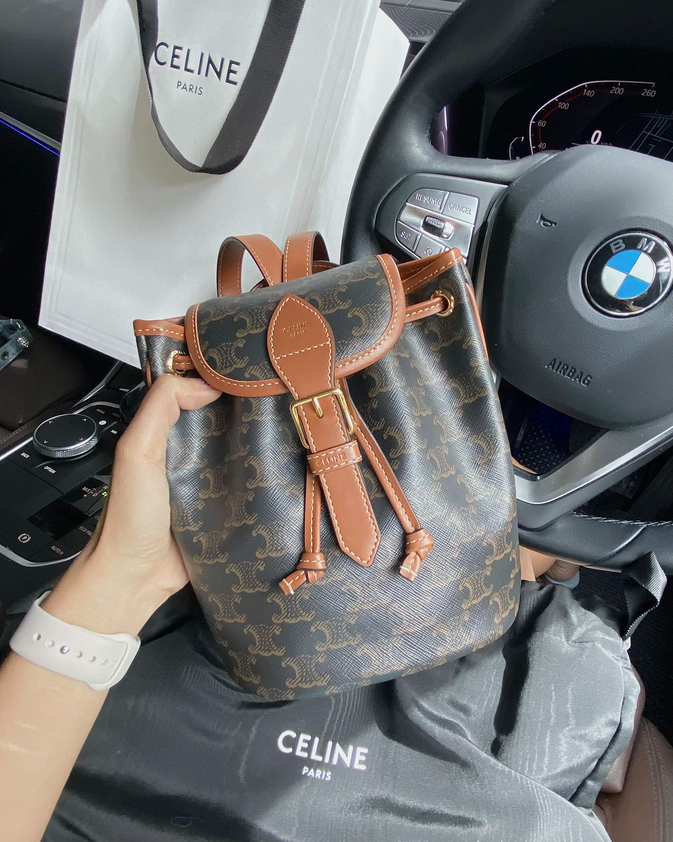 รีวิว CELINE MINI BACKPACK FOLCO 🫰🏻 | แกลเลอรีที่โพสต์โดย ' ᴾᴿᵂ🍦 | Lemon8