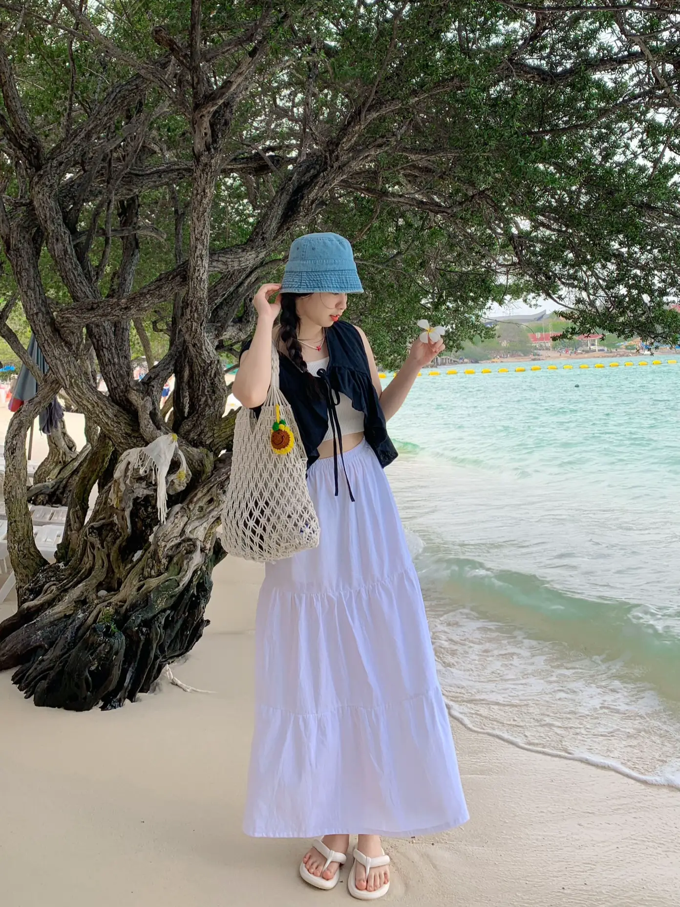 Ootd on the beach ⛱️🌊🌺 | แกลเลอรีที่โพสต์โดย filmsrp 🌷 | Lemon8