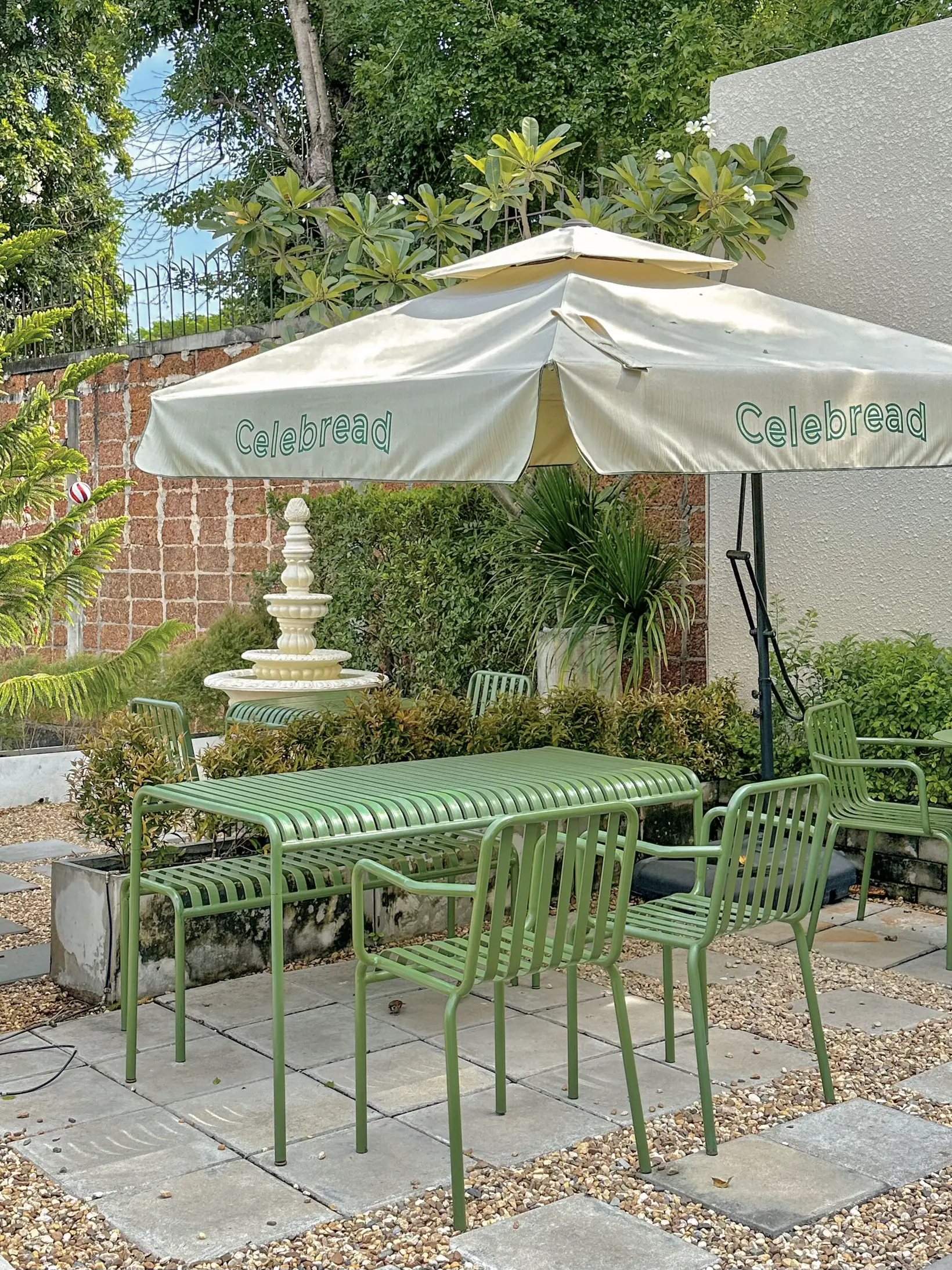 🌷คาเฟ่ฟีลลูกคุณย่านแบริ่งลาซาลจัดธีมคริสต์มาสสุดคิ้วท์🎄 | แกลเลอรีที่โพสต์โดย Jabchaith | Lemon8