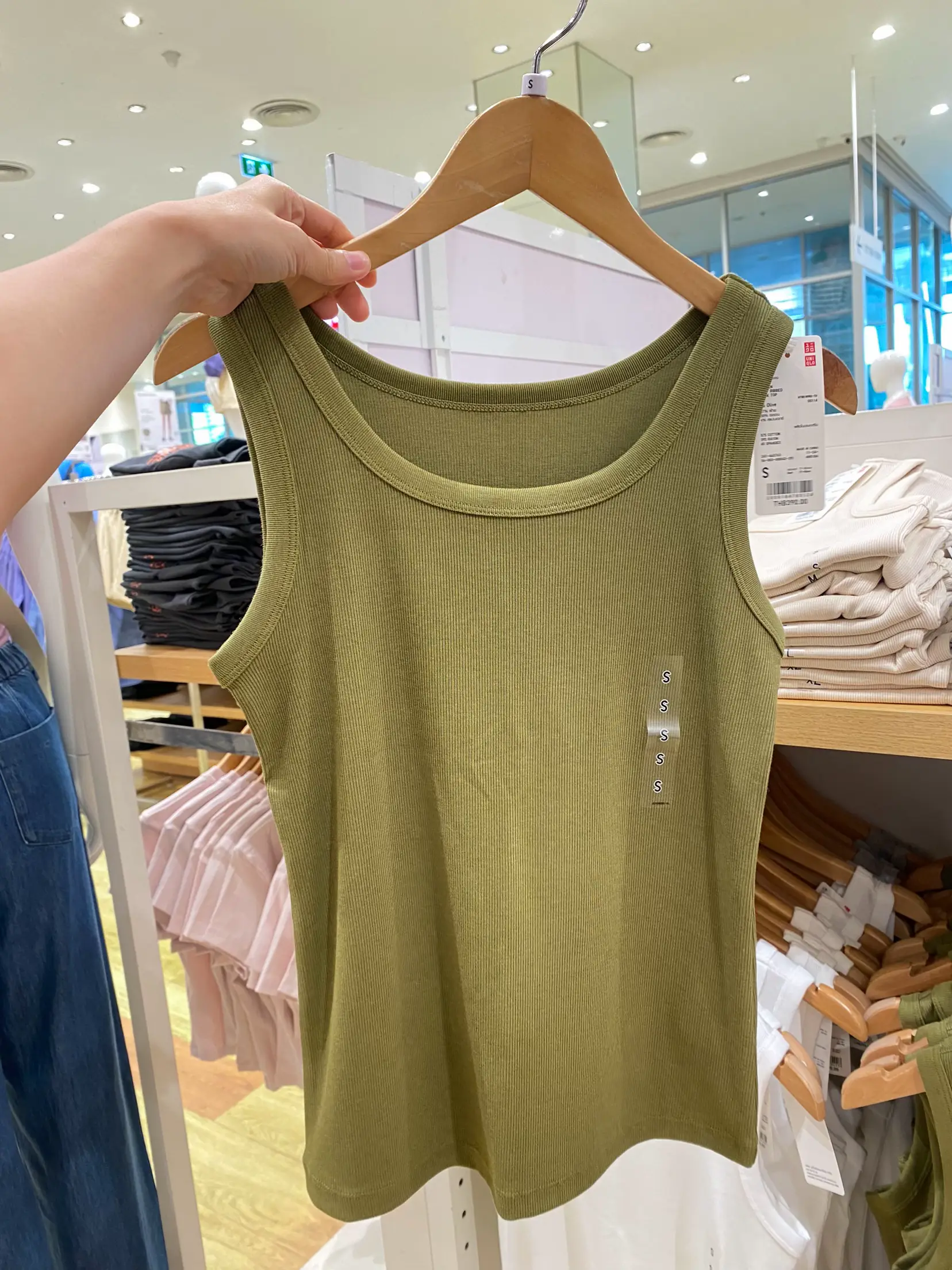 😍 Uniqlo เสื้อกล้าม ราคาไม่แรง | แกลเลอรีที่โพสต์โดย Maysa ลองรีวิว | Lemon8