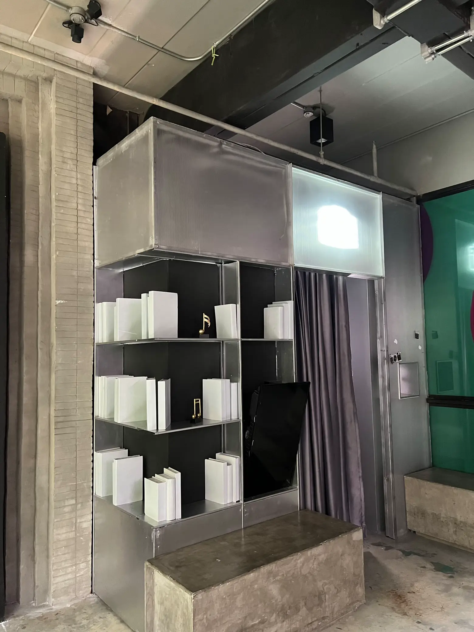 รีวิวคาเฟ่กรุงเทพ | Libary bkk ☕️🤍 | แกลเลอรีที่โพสต์โดย NTM | Lemon8