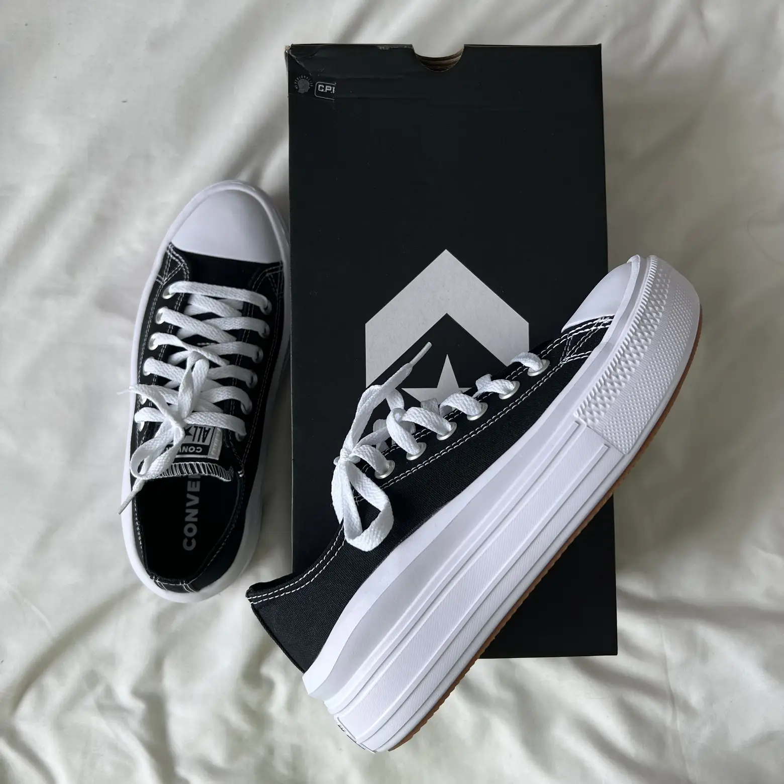 รองเท้า CONVERSE รุ่นที่ จองกุก bts ใส่ 🤩 | แกลเลอรีที่โพสต์โดย SANDEE LIKEACAT | Lemon8