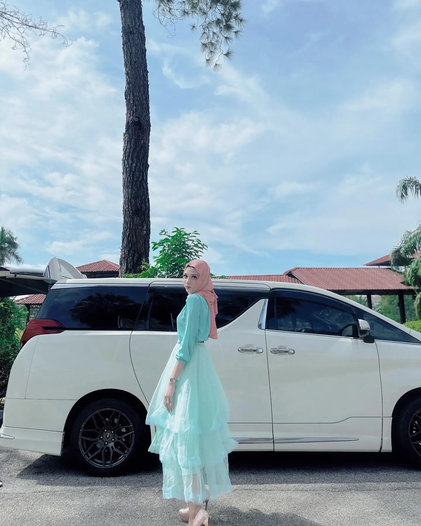 Princess tutu skirt on casual outfit 🏝 | แกลเลอรีที่โพสต์โดย Li Meisya | Lemon8