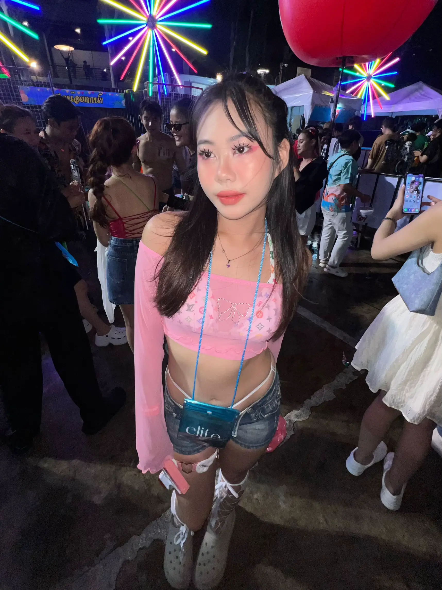 แชร์ลุคเล่นน้ำชมพูแบบหวานจึ้ง 💗 | แกลเลอรีที่โพสต์โดย Fernly Spp | Lemon8