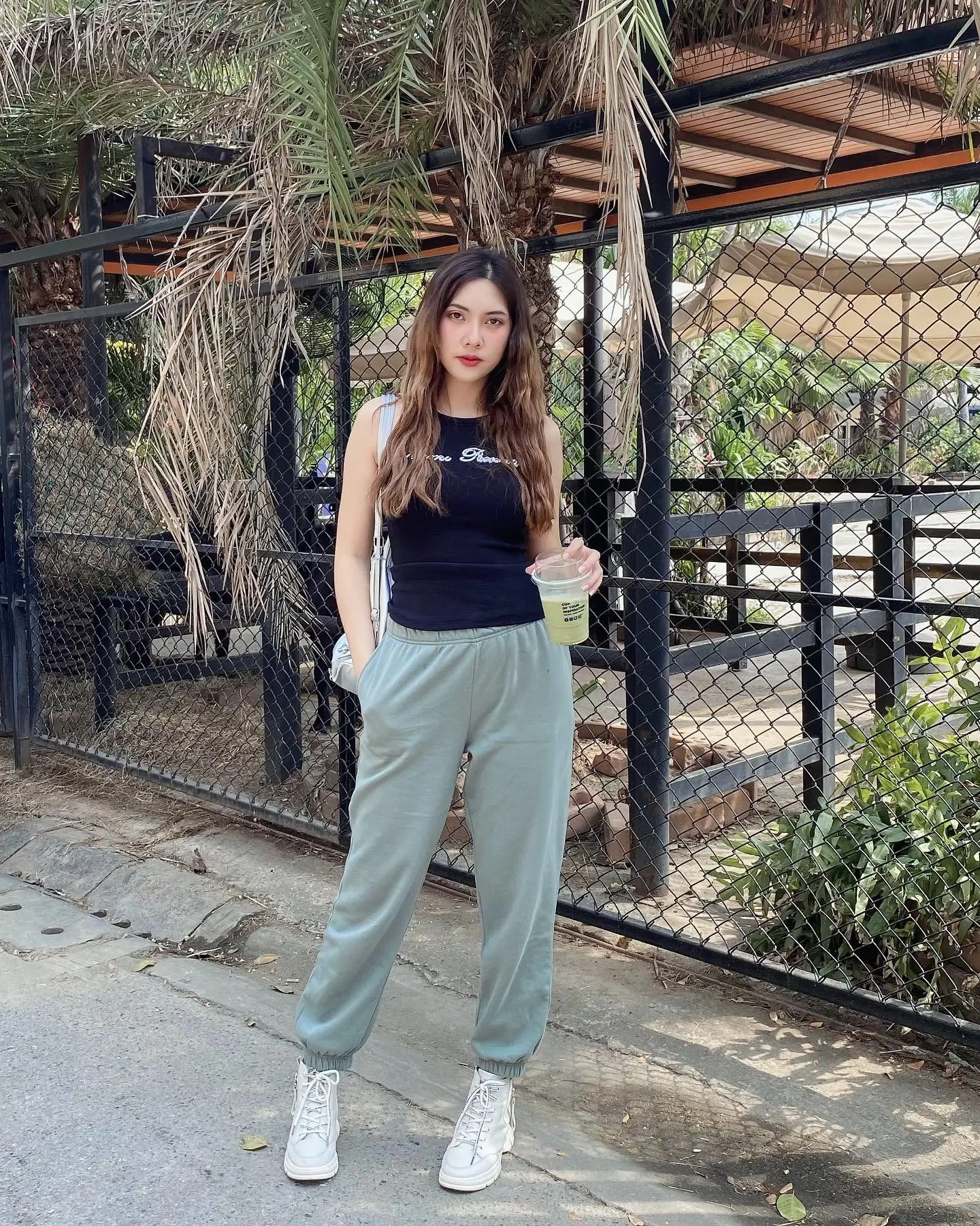 Let's go แต่งตัวไปคาเฟ่ชิคๆ เท่ห์ๆ | แกลเลอรีที่โพสต์โดย Minnie | Lemon8