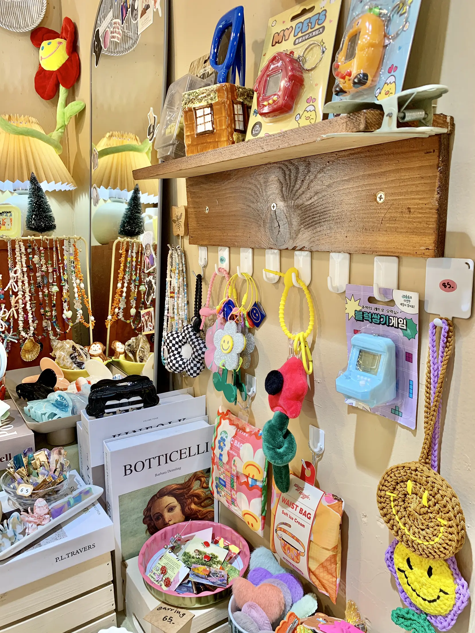 ร้านกิ๊ฟช็อป บนตึกแดง | แกลเลอรีที่โพสต์โดย Noon Channel | Lemon8