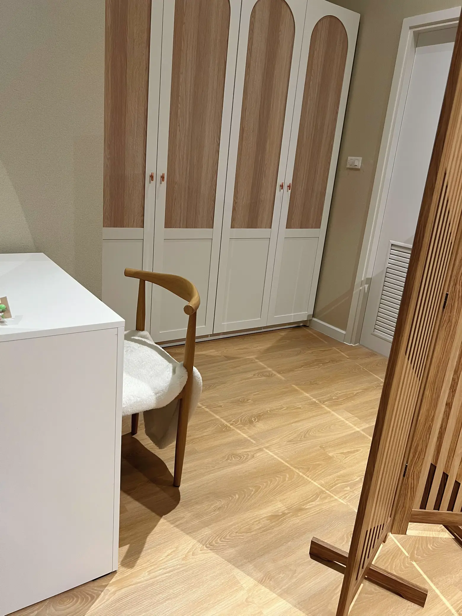 กั้นโซน Walk in closet ไม้ง๊อบิ๊วท์อิน | แกลเลอรีที่โพสต์โดย TP Studio Home | Lemon8