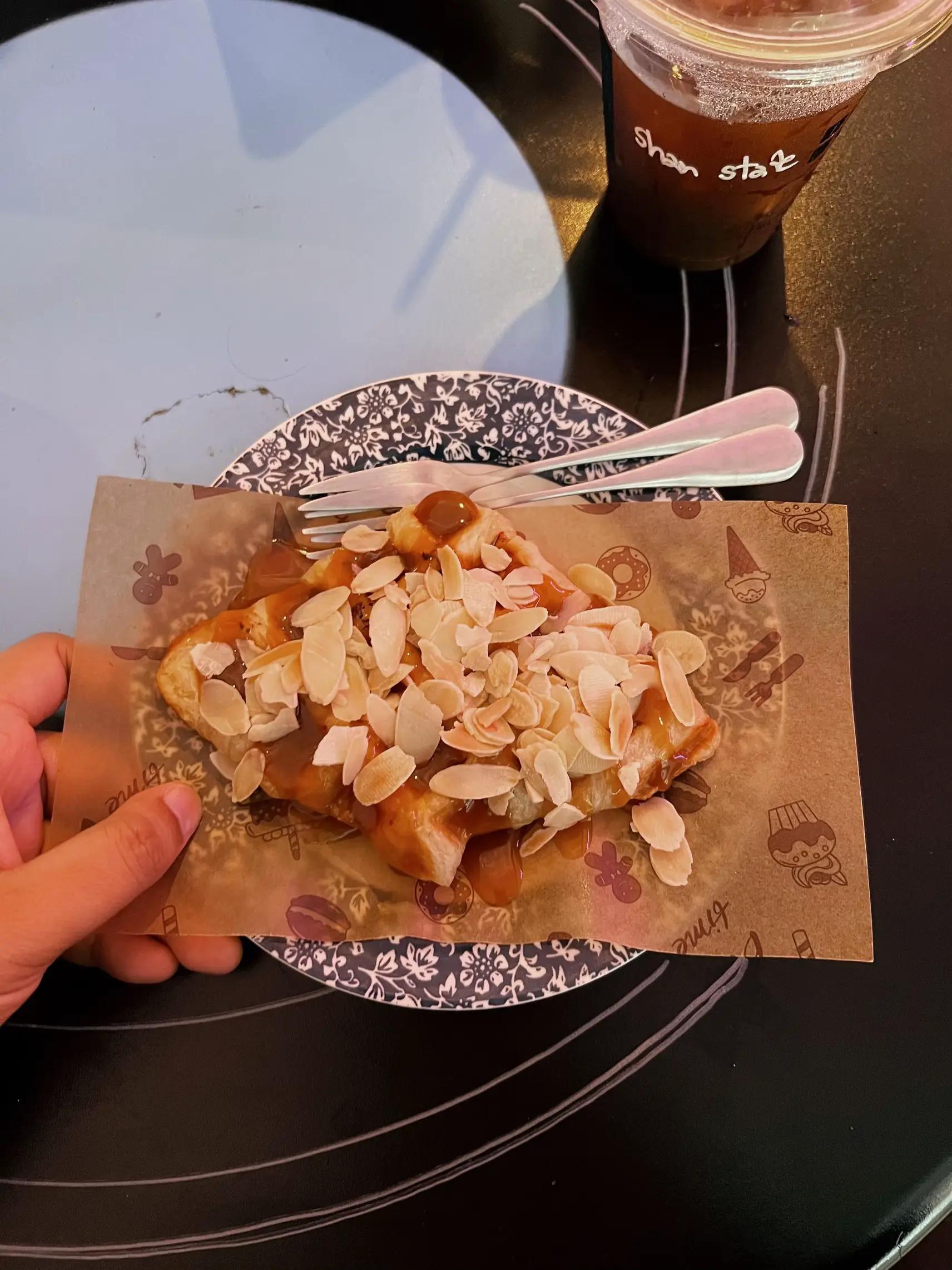 “สุขโข” ร้านกาแฟที่ซ่อนอยู่ในร้านแผ่นเสียง 🖤 | แกลเลอรีที่โพสต์โดย KimVlog | Lemon8