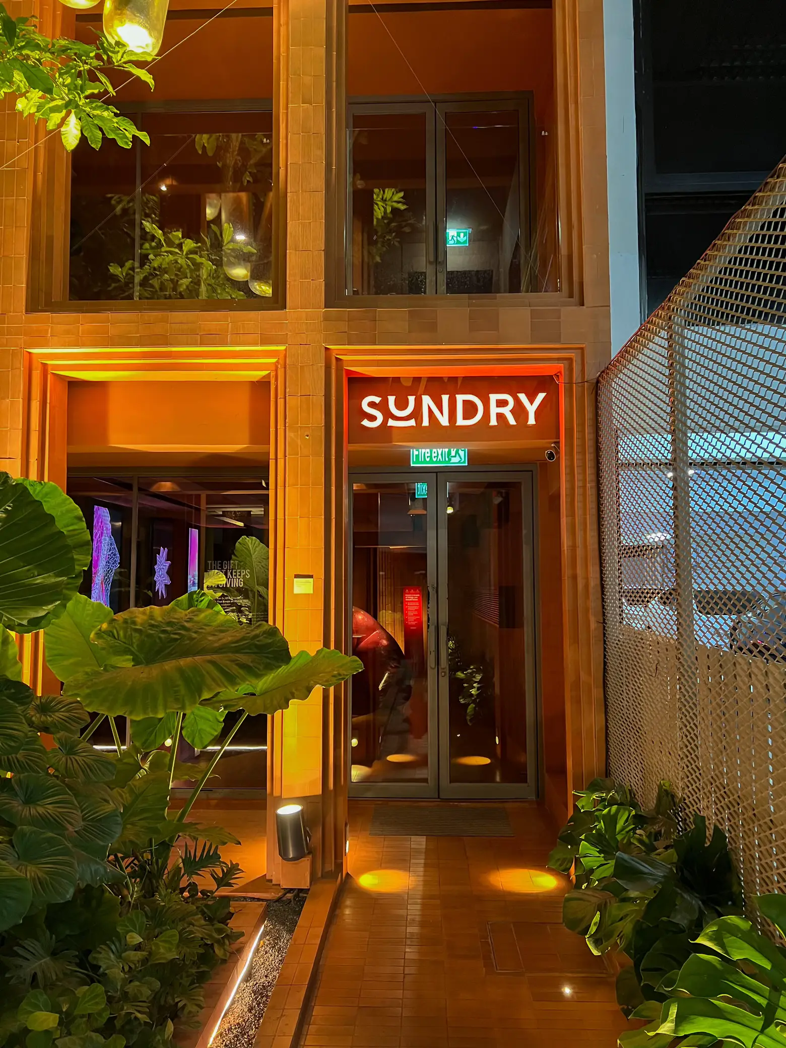 บาร์สุดเก๋🍹🧡 ย่านสีลมมี 4 ชั้น สไตล์ร้านดีมากก🥰 | แกลเลอรีที่โพสต์โดย ...