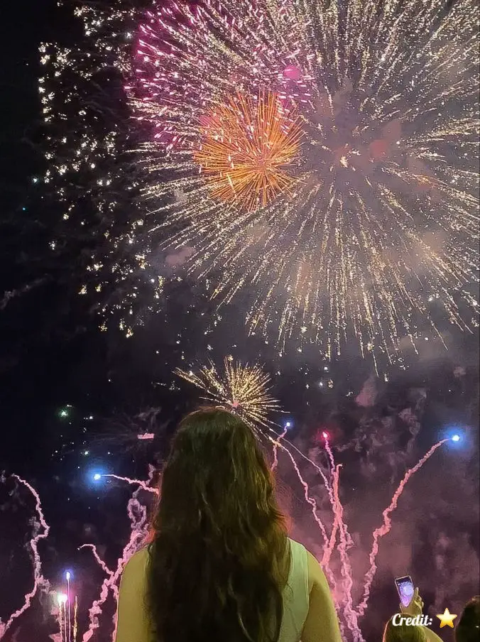 ท่าโพสต์กับพลุต้อนรับปี 2024 | แกลเลอรีที่โพสต์โดย Bubble__Bright | Lemon8