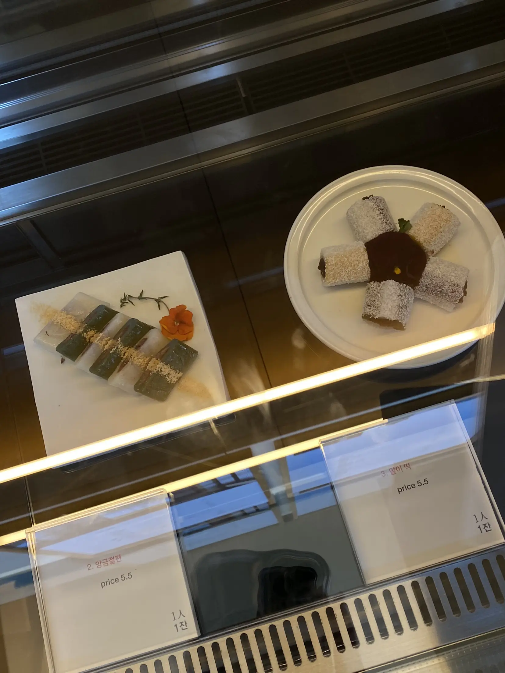 Korea / Cafe 1in1jan (1인1잔) | แกลเลอรีที่โพสต์โดย Today’sActivity | Lemon8
