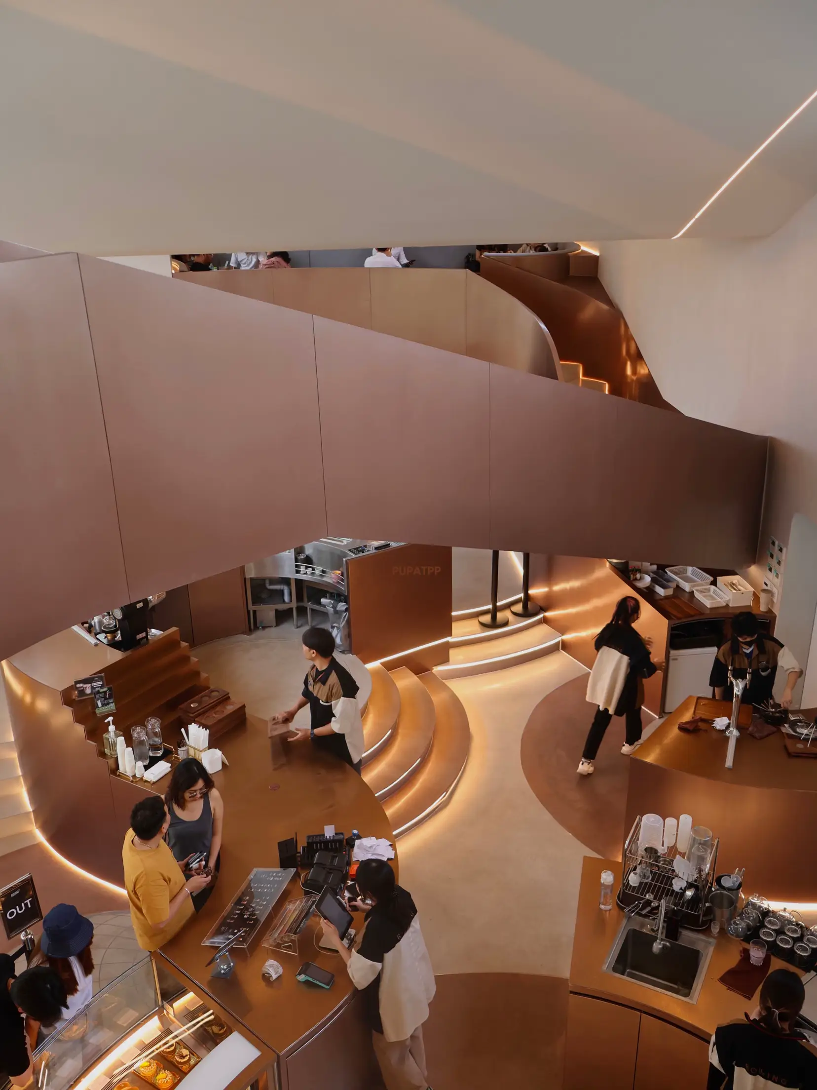 ROLLING ROASTERS เอกมัย โลกกาแฟแห่งอนาคตที่ไม่หยุดหมุน! | แกลเลอรีที่โพสต์โดย Pupatpp | Lemon8