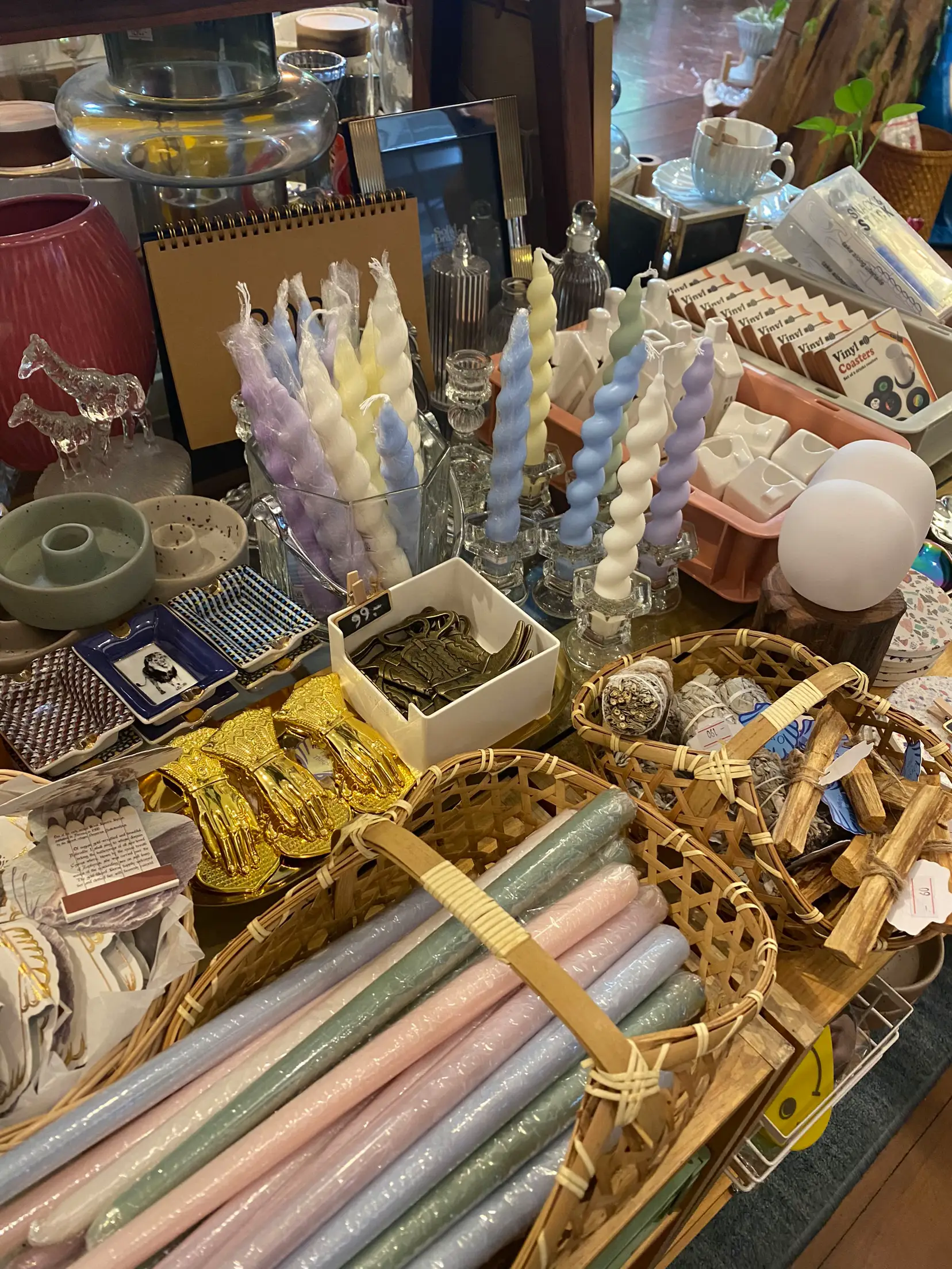 blue wild space ร้านขายของวินเทจ 🪑🪞🪟⏳🧸 | แกลเลอรีที่โพสต์โดย Navillera ...