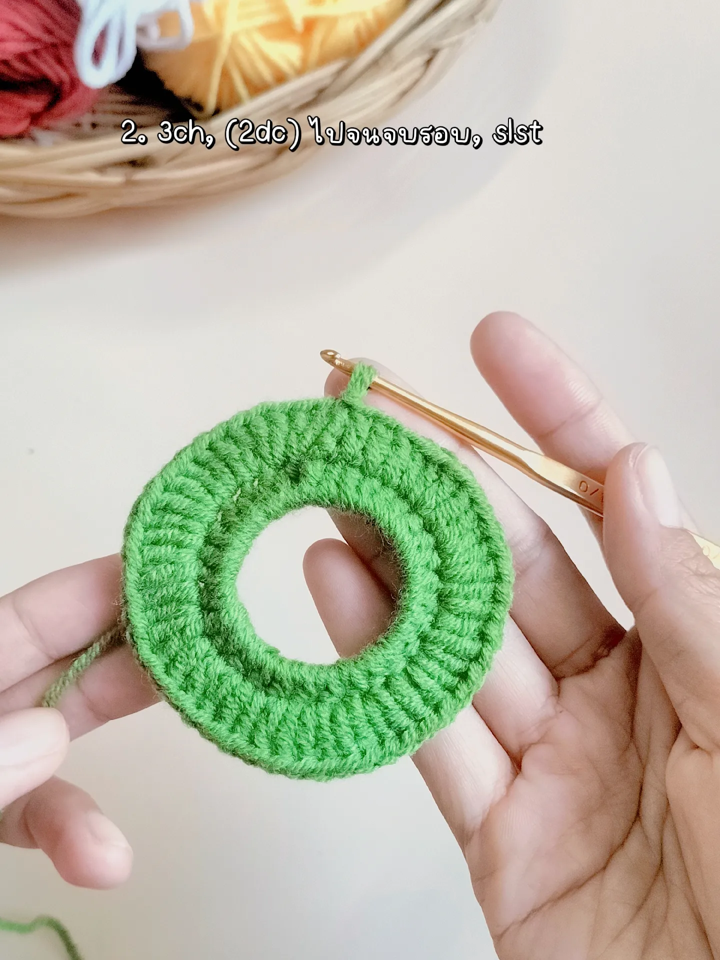 D.I.Y. พวงกุญแจ Christmas wreath จากของเหลือใช้ | แกลเลอรีที่โพสต์โดย LittleStitch | Lemon8