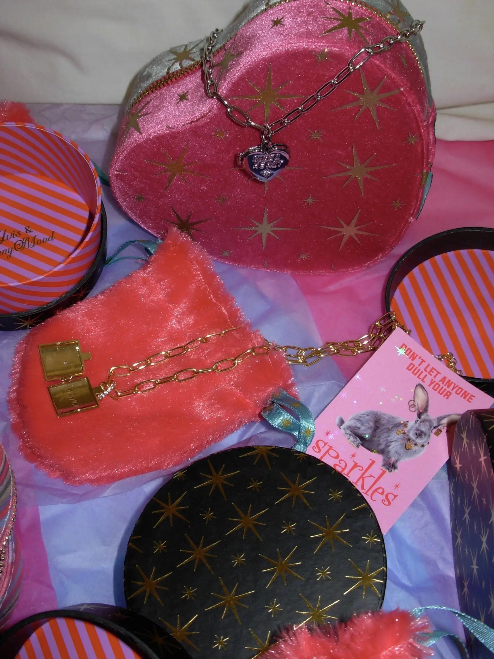 YVIS x Bunny.shoot เครื่องประดับ!!สุดชิค..ของมันต้องมี💖🌈 | แกลเลอรีที่โพสต์โดย asma.ntd | Lemon8