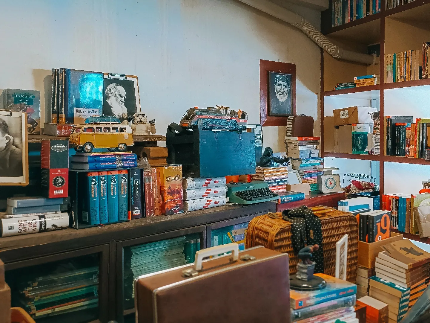 BOOKTOPIA : ร้านหนังสืออุทัยธานี 📕 | แกลเลอรีที่โพสต์โดย ค น ห ล ง ท า ง | Lemon8