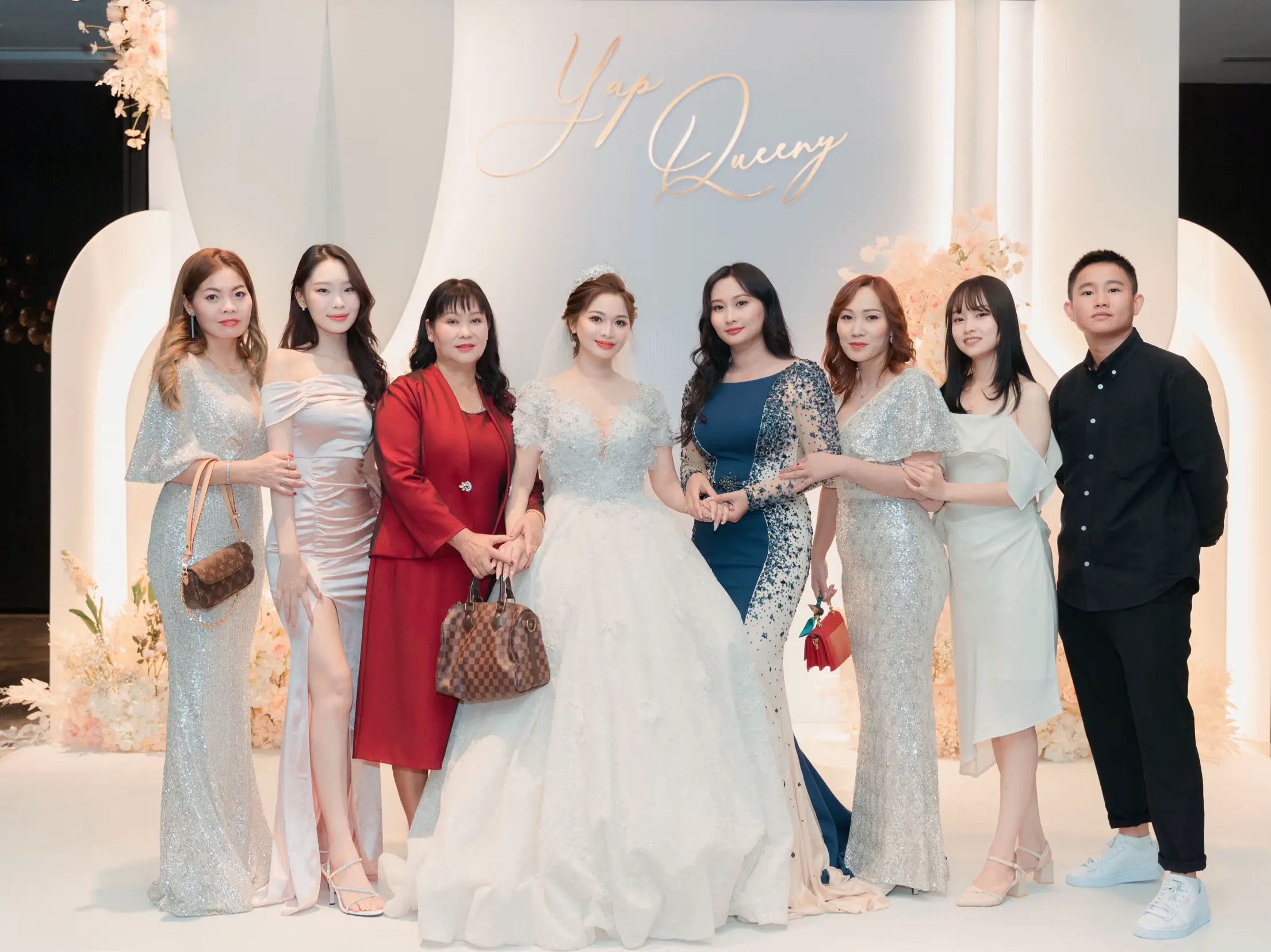 แจกพิกัดเดรสใส่ไปงานแต่งเรียบๆสวยหรูดูแพง ปังง! 💃🏻 | แกลเลอรีที่โพสต์โดย Tianiwu | Lemon8