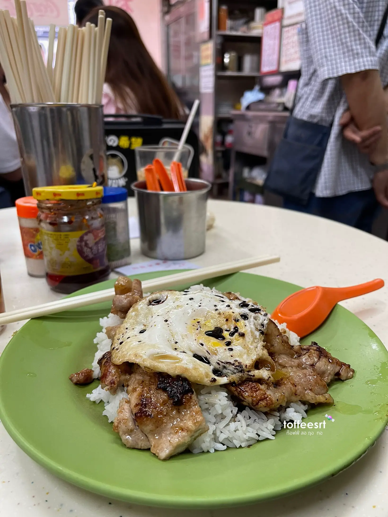 For Kee ร้านข้าวหมูทอดฮ่องกง มีบะหมี่หมูทอดด้วยนะ ! | แกลเลอรีที่โพสต์โดย toffeesrt | Lemon8