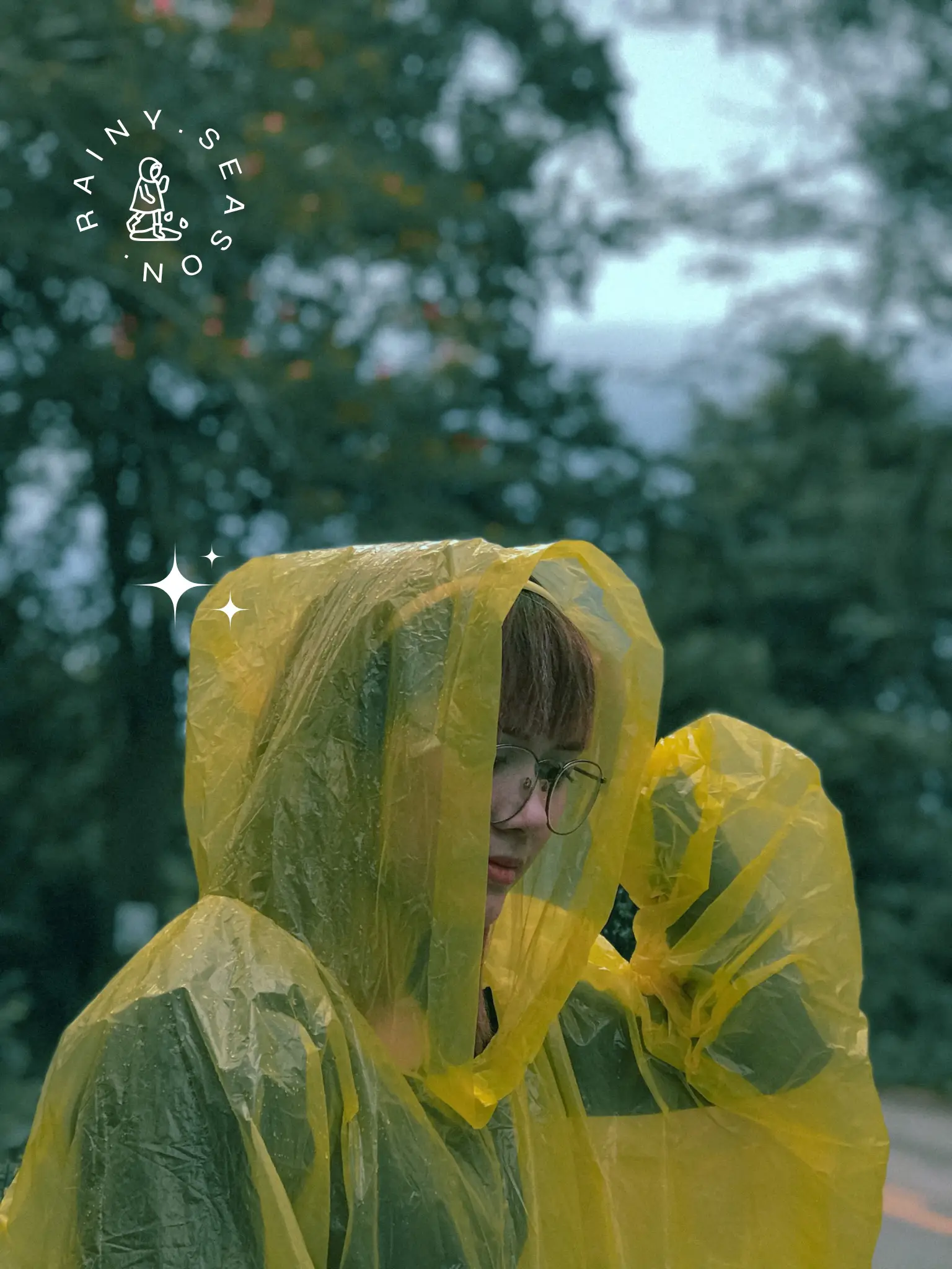 ไอเดียถ่ายรูป กับเสื้อกันฝน ในวันที่ฝนพรำ.☔️ | แกลเลอรีที่โพสต์โดย Cha naa | Lemon8