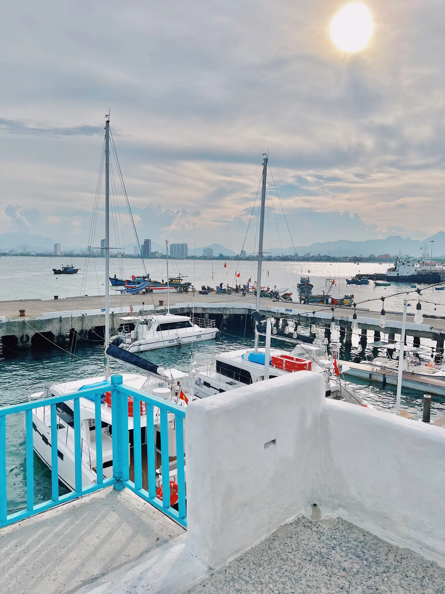 Son Tra Marina คาเฟ่สไตล์ซาโตรินี่ ดานัง เวียดนาม🇻🇳 | แกลเลอรีที่โพสต์โดย Mydearxoxo | Lemon8