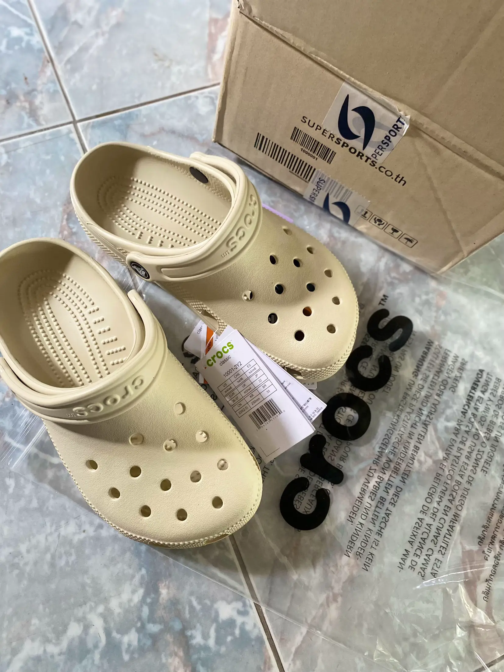 Crocs Classic ราคา 1,xxx ฿ | แกลเลอรีที่โพสต์โดย Plusp Sri | Lemon8