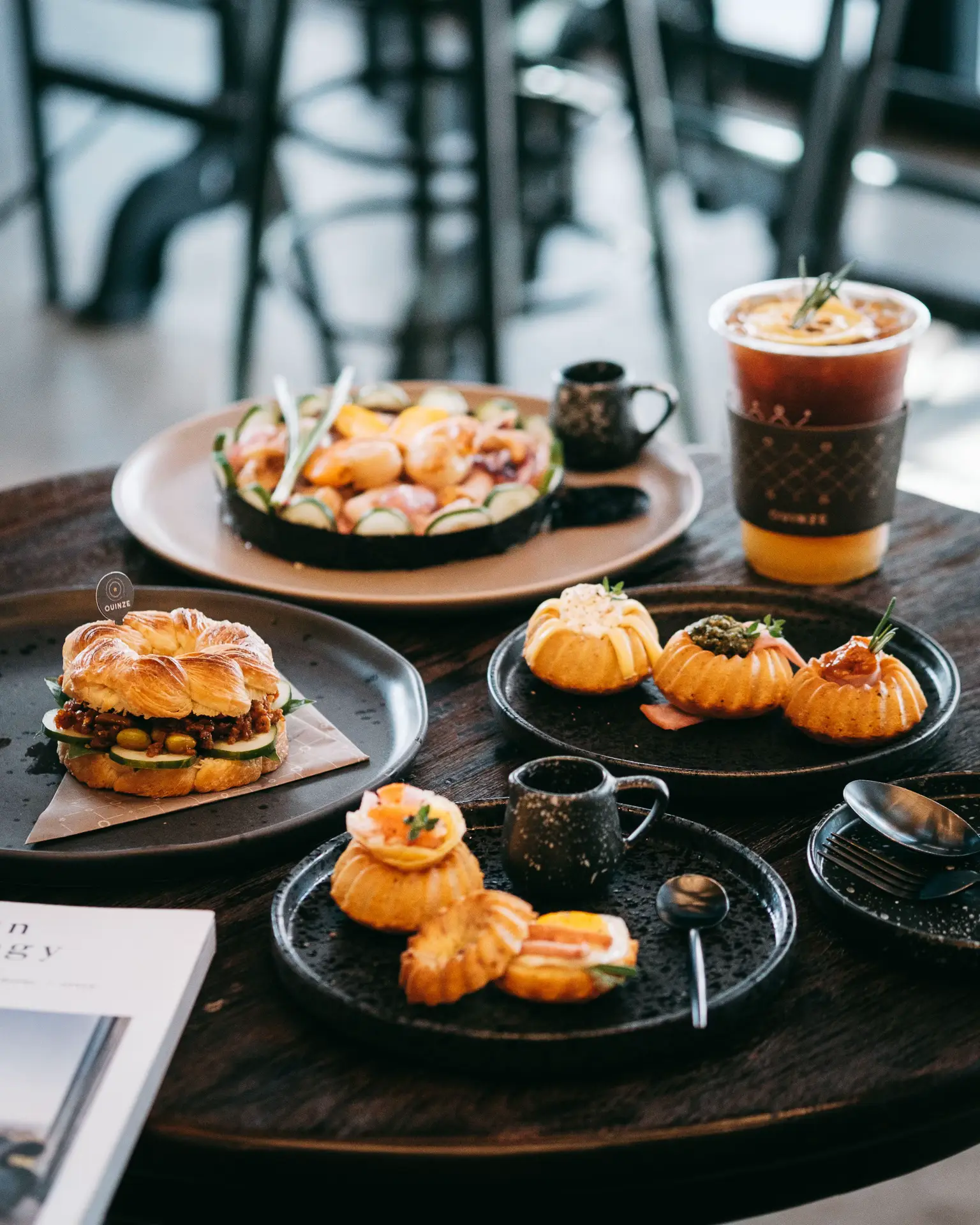 カンチャナブリにあるQUINZE Cafe&クリエイティブスペースは、インスピレーションにあふれています。 | Rattomarty が投稿し ...