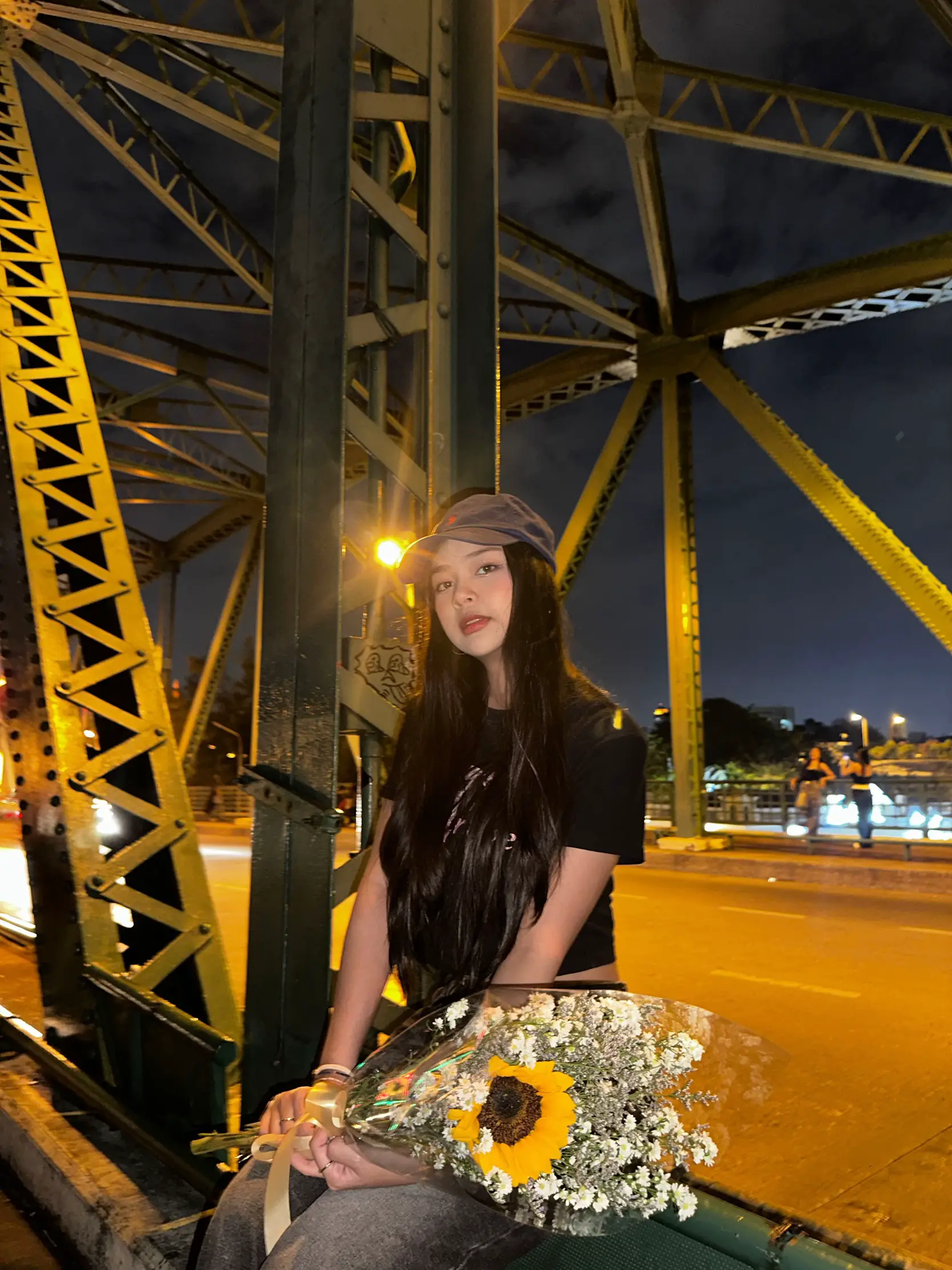 มุมถ่ายรูปยอดฮิตที่สะพานพุทธตอนกลางคืน📸 💐 | แกลเลอรีที่โพสต์โดย Chotika | Lemon8