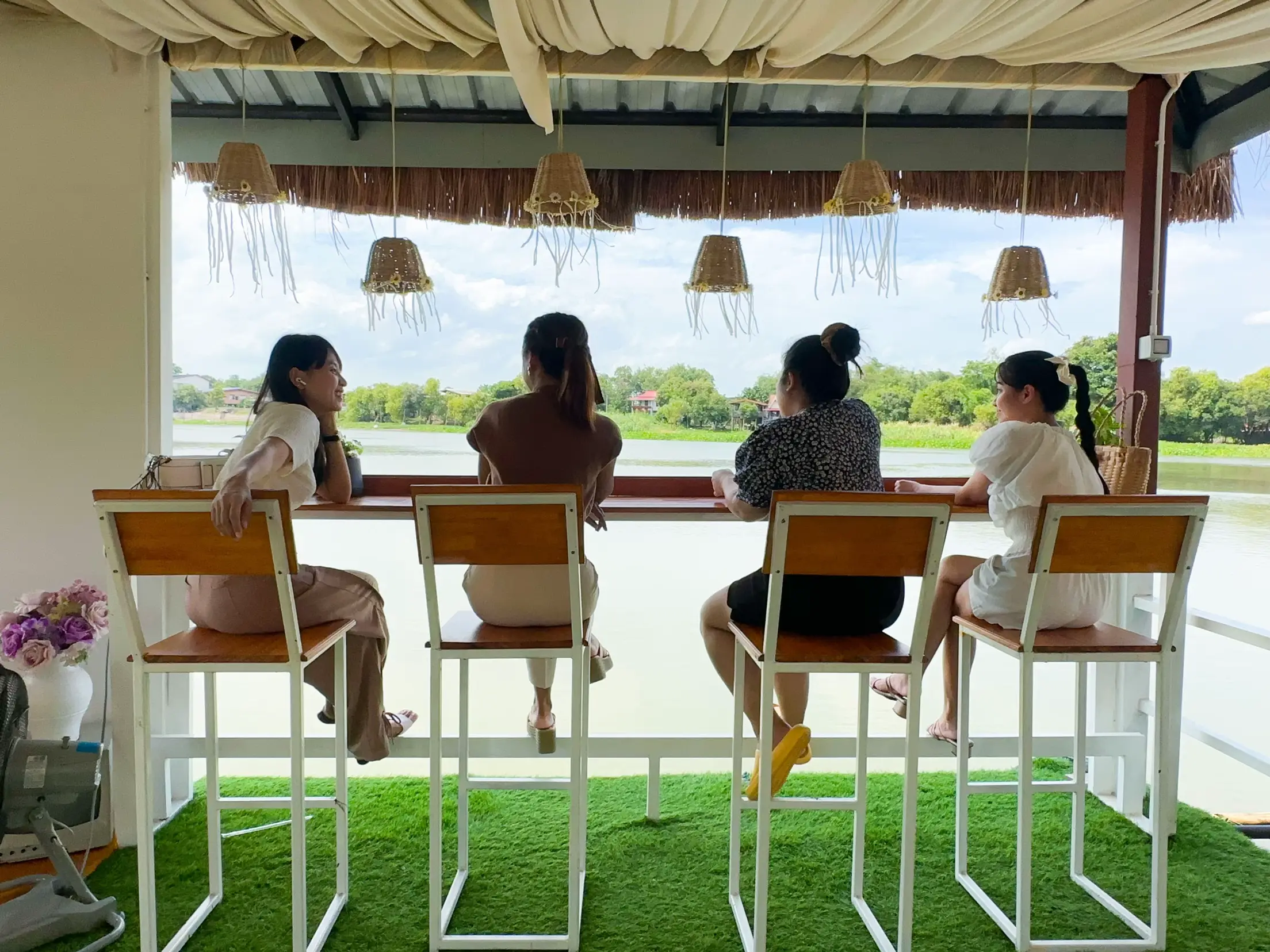 คาเฟ่เรือนแพ Sun’s Son | แกลเลอรีที่โพสต์โดย SK 💜 | Lemon8