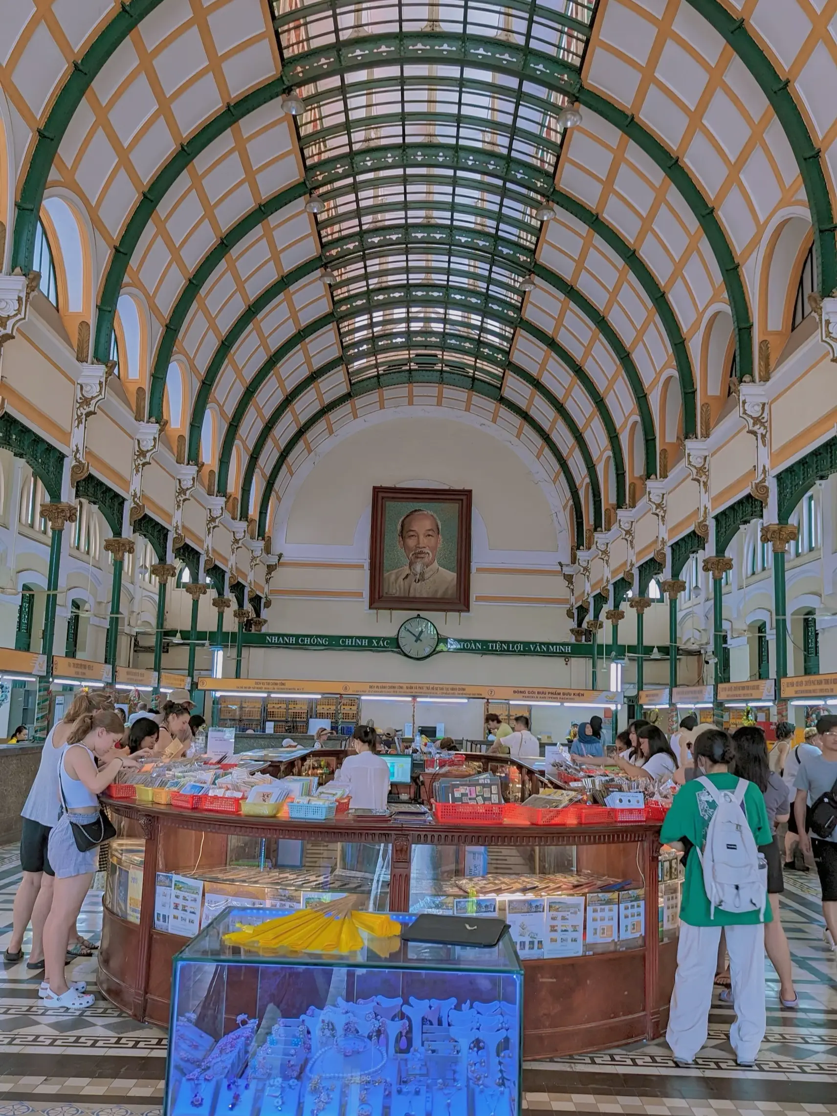 You need to visit this iconic post office in 🇻🇳 | แกลเลอรีที่โพสต์โดย Jing Wei | Lemon8