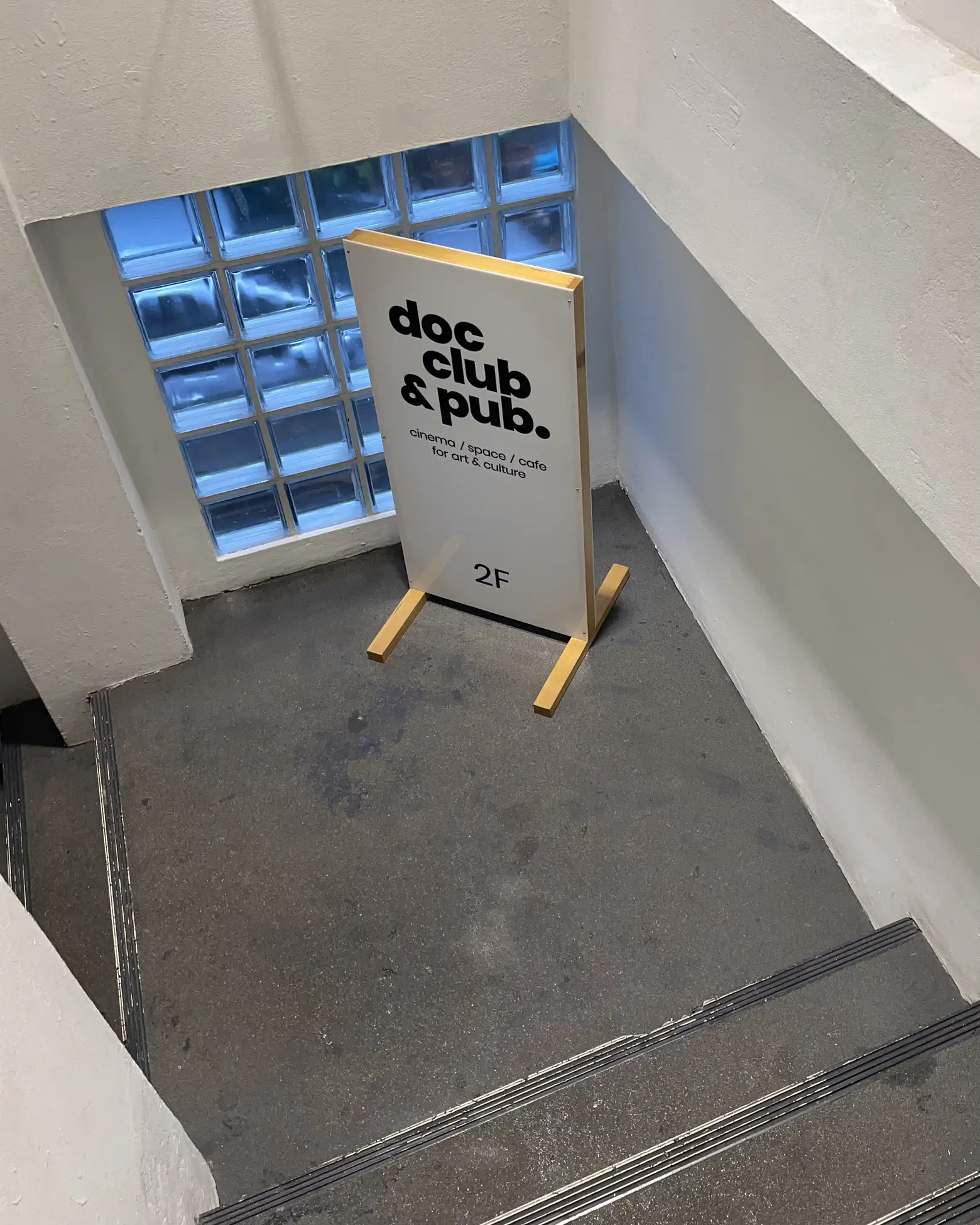 Doc Club & Pub คาเฟ่โรงหนัง และหอศิลป์สุดชิค @สีลม | แกลเลอรีที่โพสต์ ...