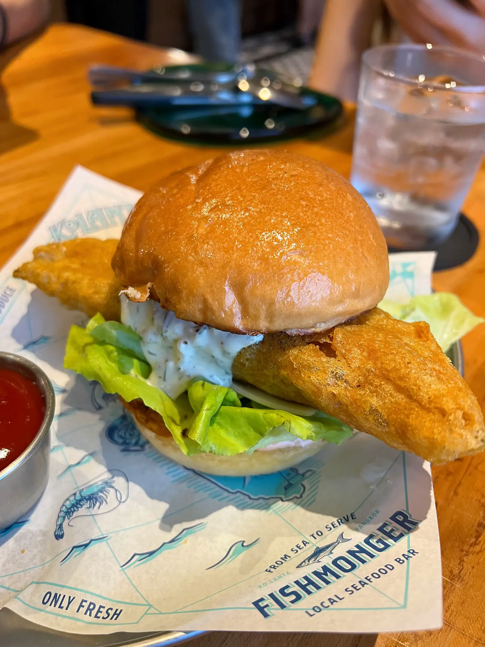 FISHMONGER | fish and chips เจ้าดังที่ต้องมาลอง🫧🐟 🍟 🏻🌝 | แกลเลอรีที่โพสต์โดย veronica;🐰) | Lemon8