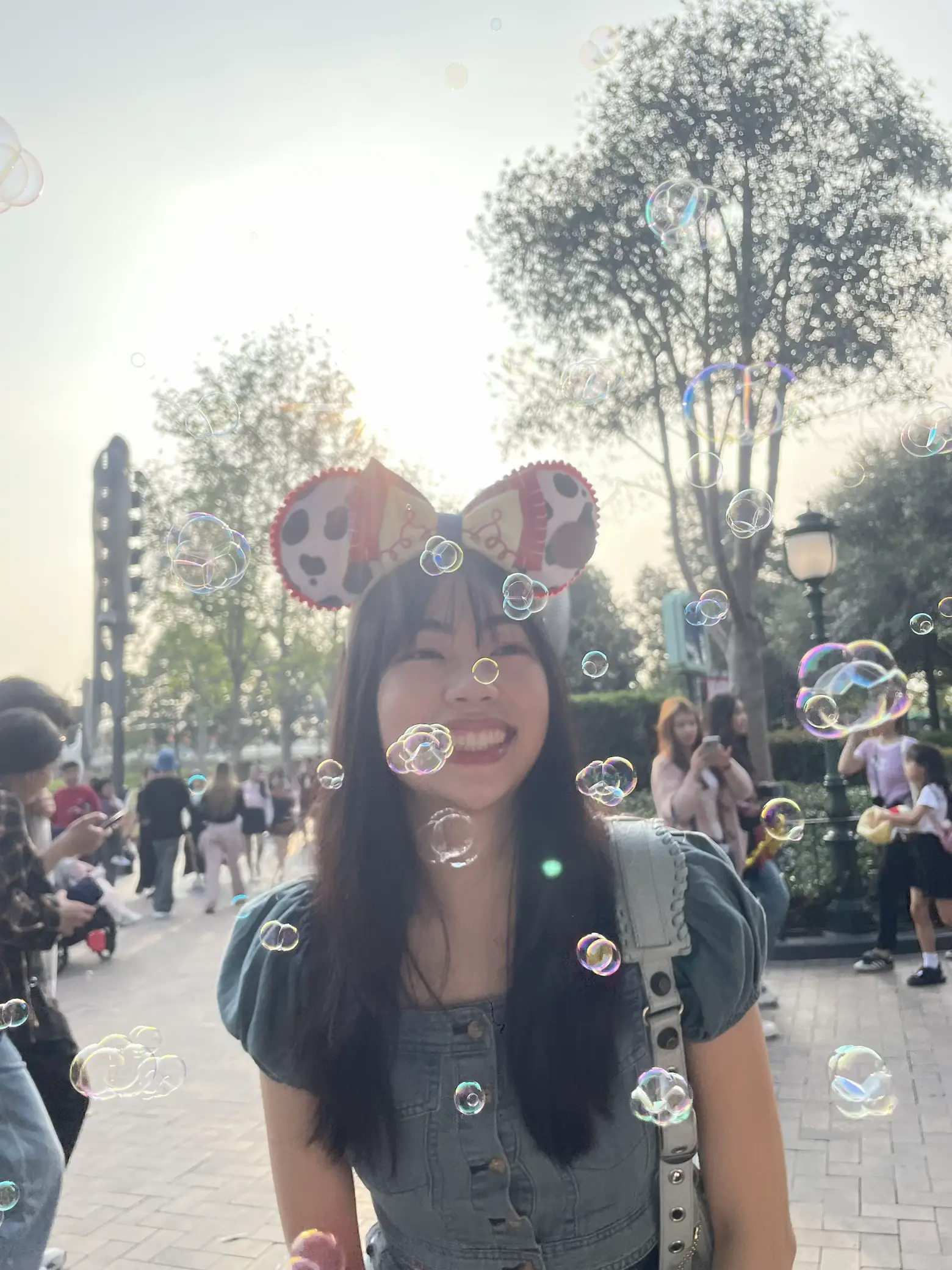 รูป live📸! พอเห็นเราถ่ายนะ คนถ่ายตามเยอะมากเลย! 🫧🧚🏻‍♀️🍬🛼💗 | แกลเลอรีที่โพสต์โดย phployy | Lemon8