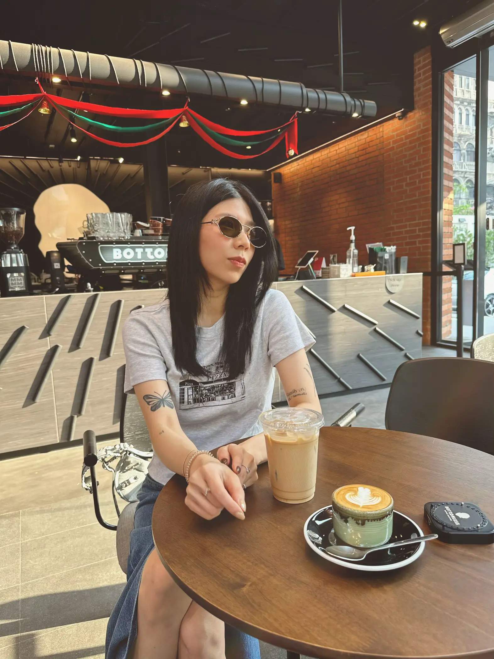 BOTTOMLESS S33 ☕️ คาเฟ่นั่งชิลล์ ฟีลถ่ายรูปสวย 📷 แนวรถไฟฟ้า | แกลเลอรีที่โพสต์โดย EatChapter ...