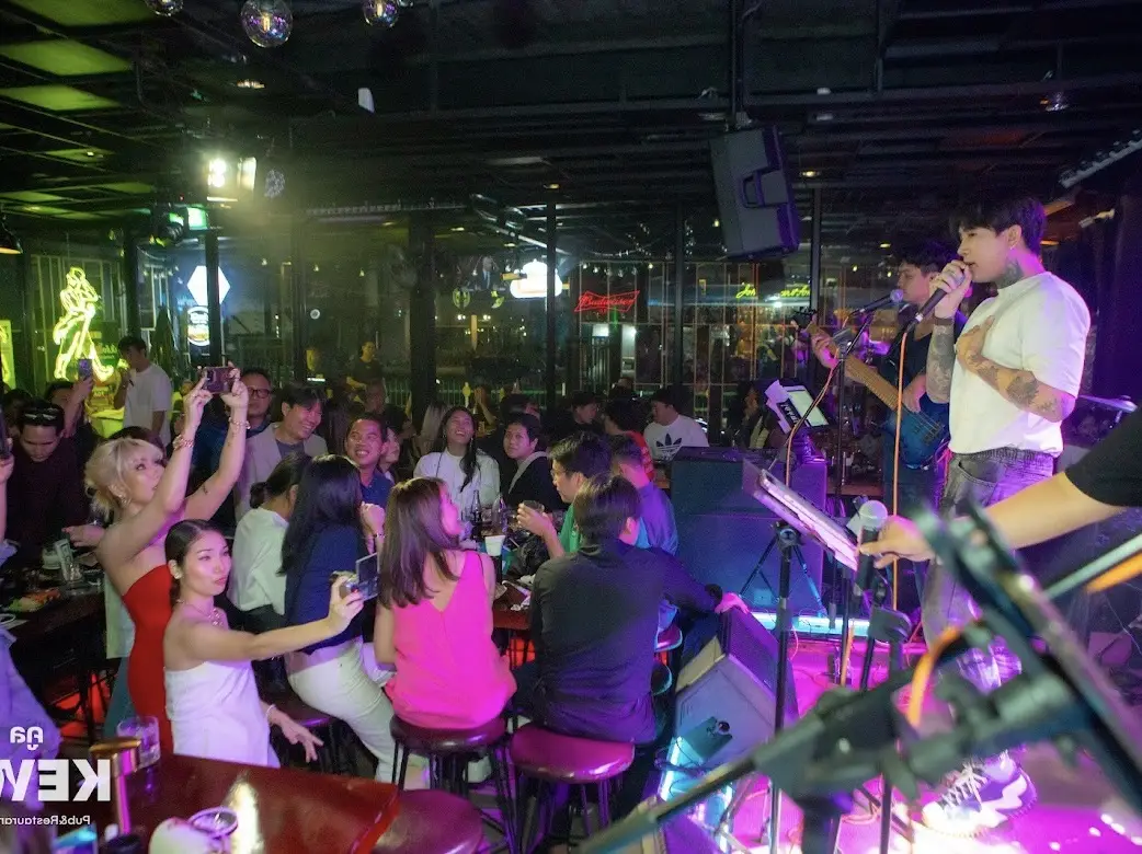 เป็นนักร้องที่เทรดเป็นนิดหน่อย 😂 | แกลเลอรีที่โพสต์โดย Master Daddy | Lemon8