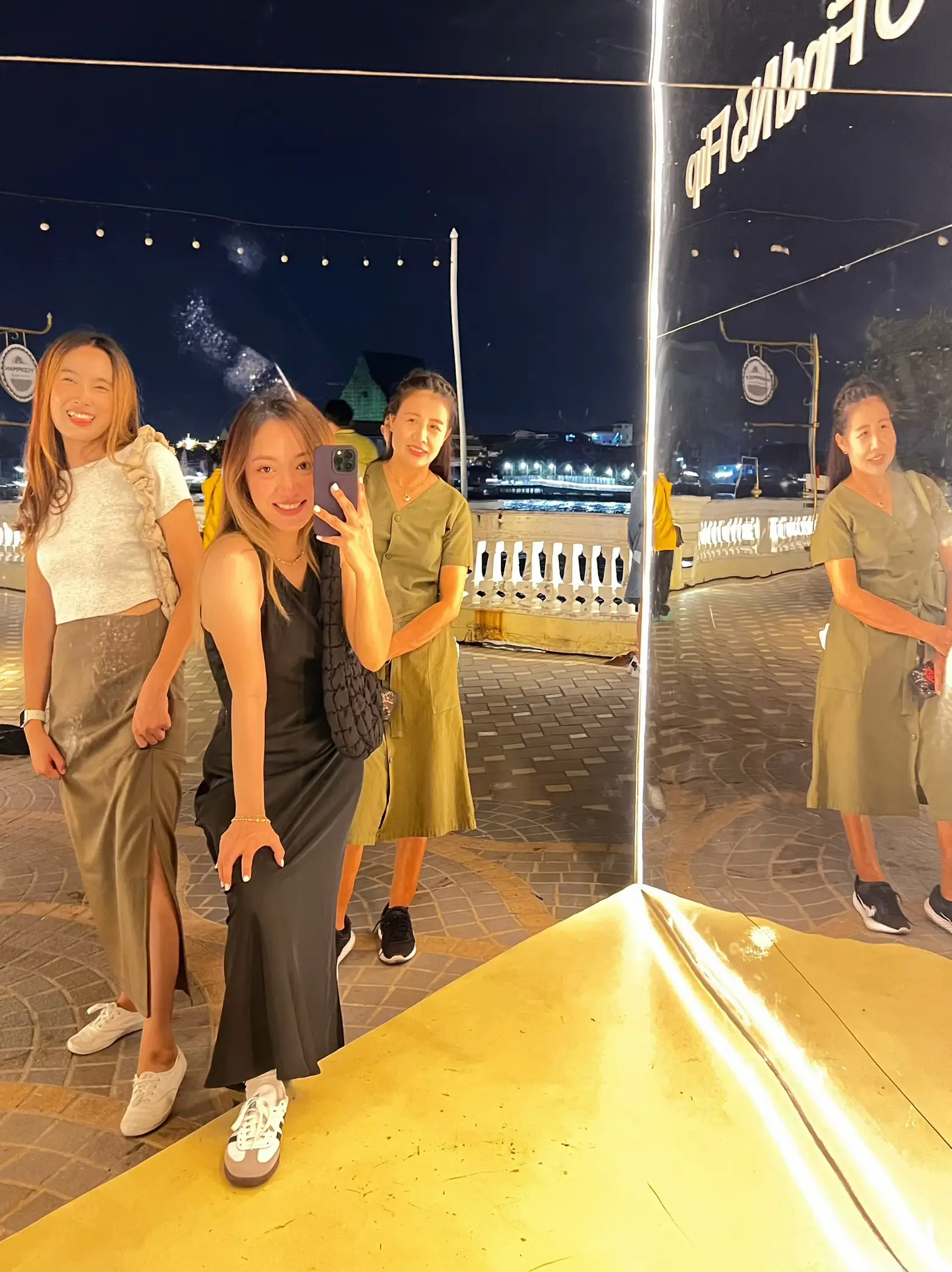 งานลอยกระทง เมื่อคืนนี้ เดินเล่นรอบเมืองเก่า ถ่ายรูปงานไฟ 🥰 | แกลเลอรีที่โพสต์โดย Jiew | Lemon8