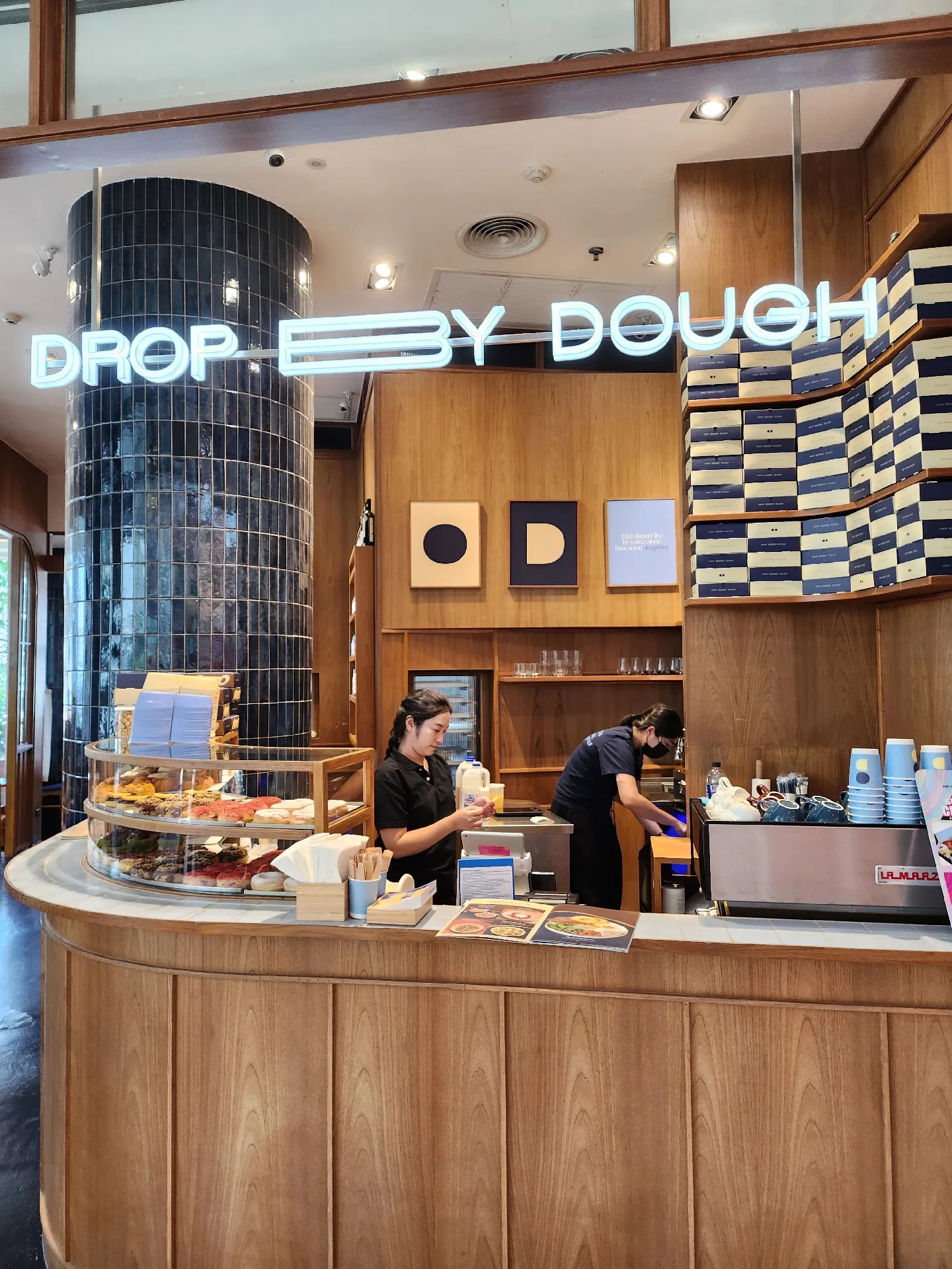 Drop by Dough คาเฟ่โดนัทที่ Emquatier | แกลเลอรีที่โพสต์โดย m.sunshine🌻 ...