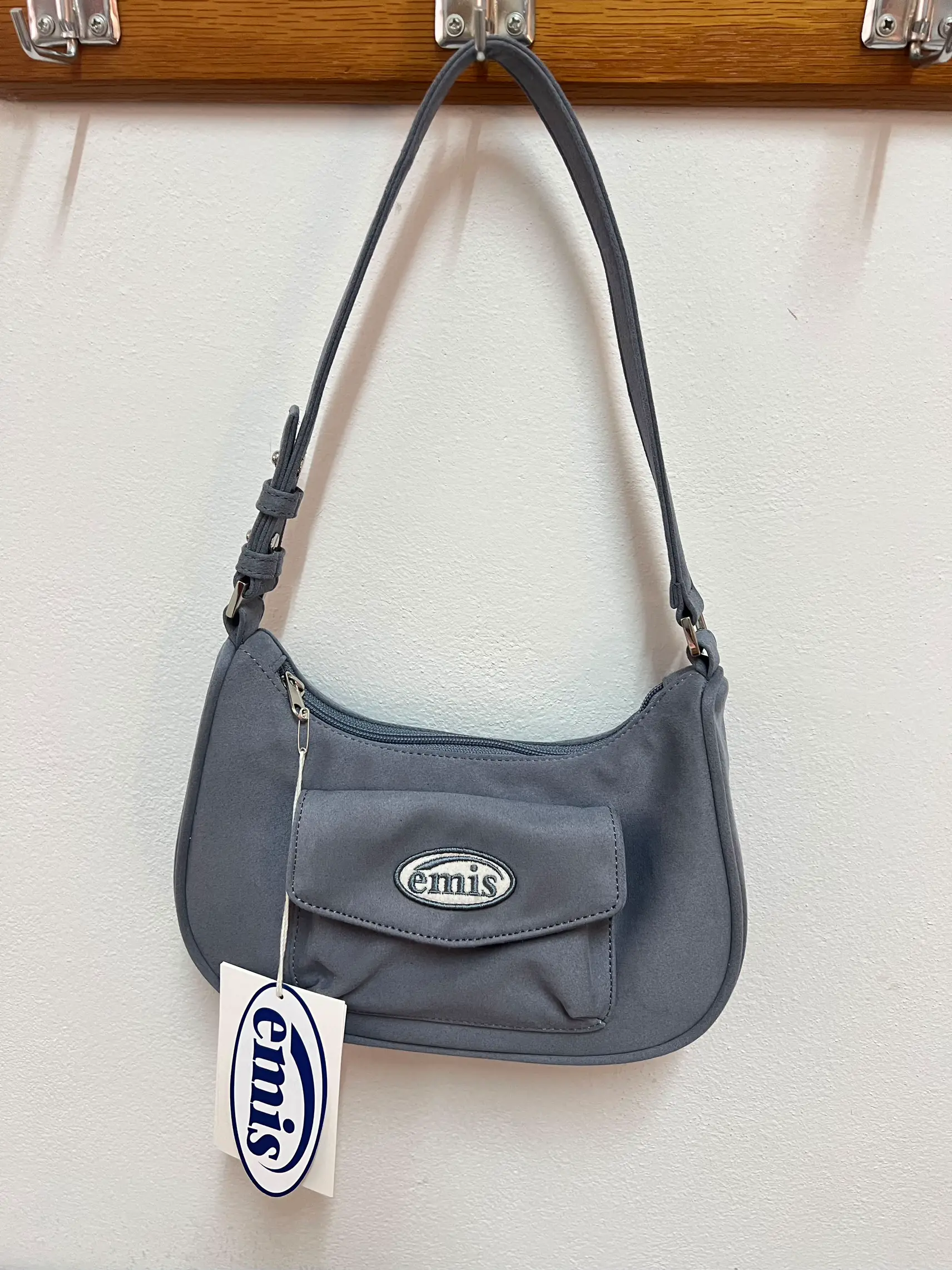 กระเป๋า emis wappen out pocket hobo bag (blue) | แกลเลอรีที่โพสต์โดย Mint Nattaya | Lemon8