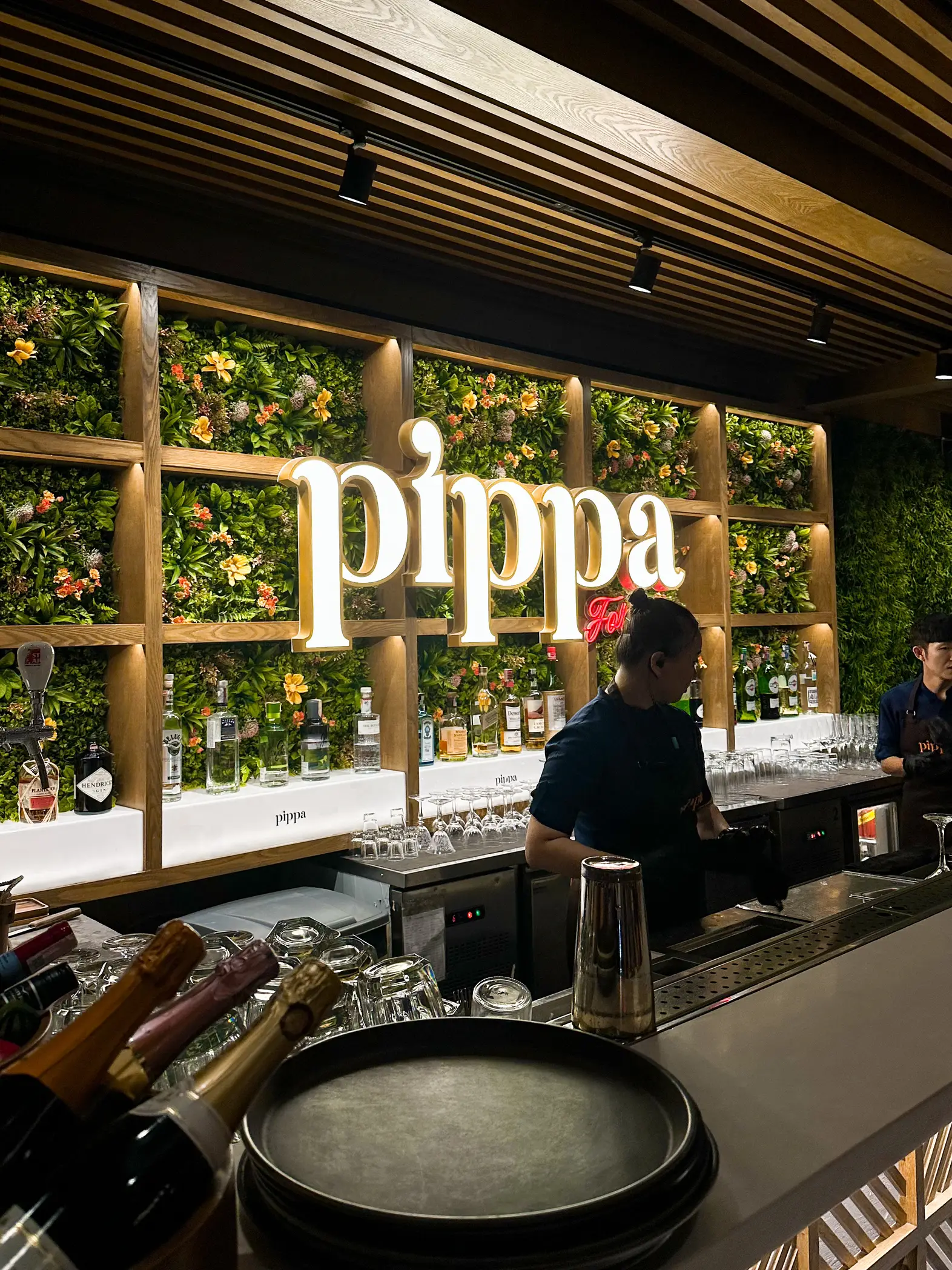 パタヤのザ・バン・ルーフトップ!|PIPPA Restaurant ️‍🔥 | Theworldisoutthが投稿したフォトブック | Lemon8