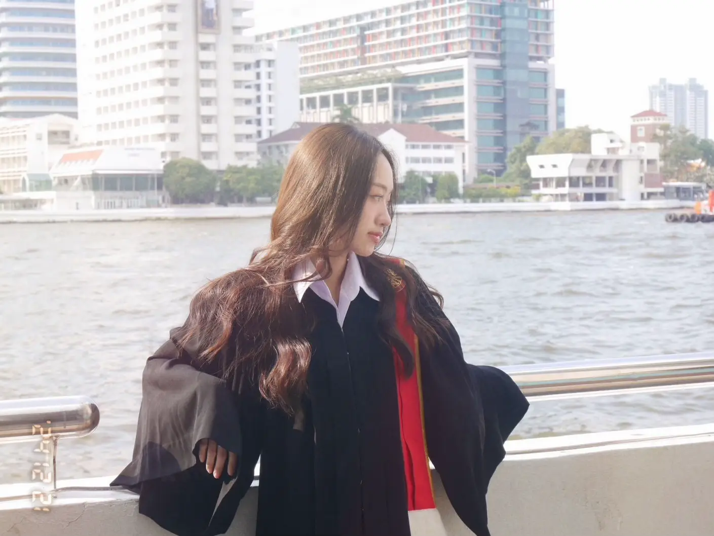 ถ่ายรูปรับปริญญาแบบประหยัดงบ👩🏻‍🎓🫶🏻 | แกลเลอรีที่โพสต์โดย Jn. jane | Lemon8