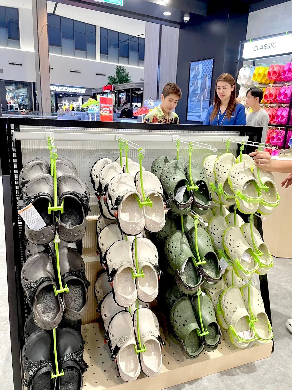 Crocs off-gird คอลเลคชั่นใหม่ เท่มากก 💚💚 | แกลเลอรีที่โพสต์โดย Iriss ...