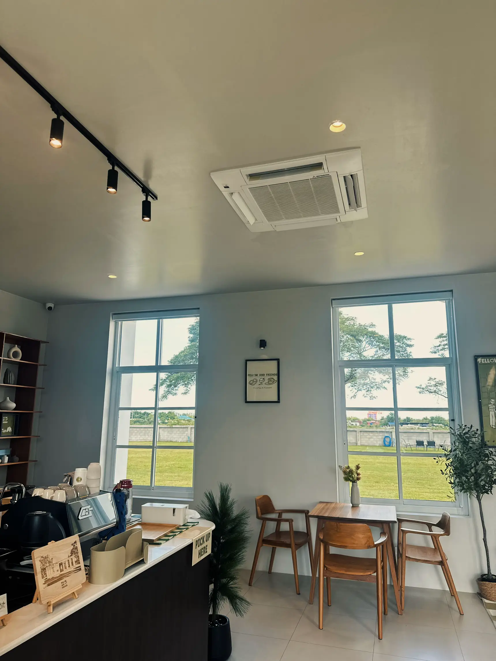 Cafe Fellow and Friends | แกลเลอรีที่โพสต์โดย Waan Preedinut | Lemon8