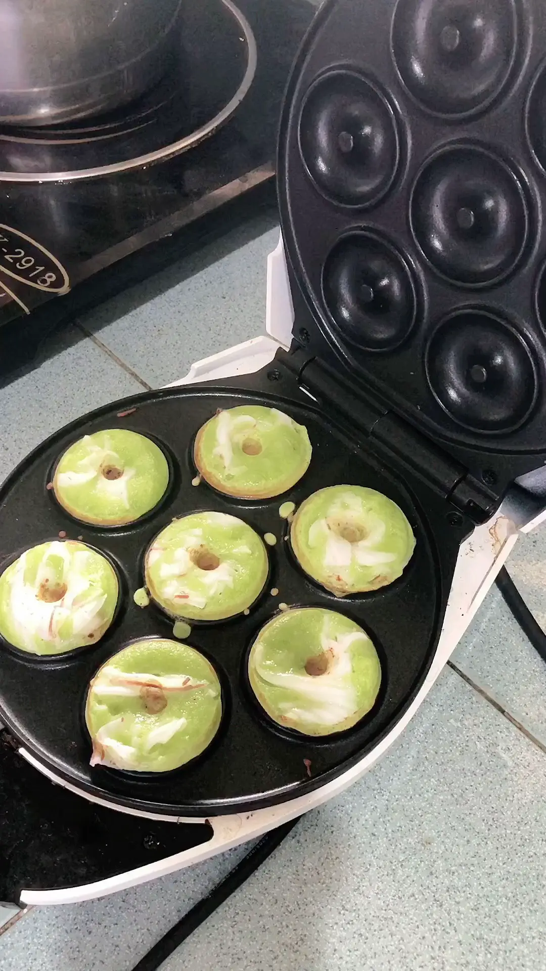 ขนมครกใบเตยเตาโดนัท | วิดีโอที่เผยแพร่โดย p_sunida | Lemon8