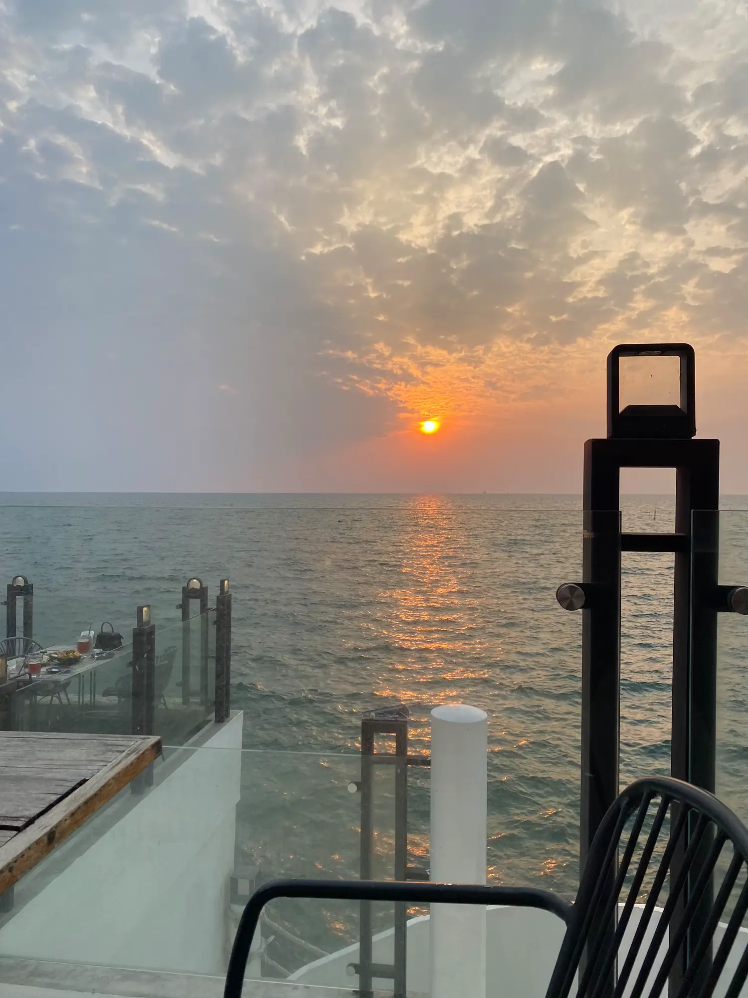 Red Temp Coffee 🌊🌅คาเฟ่ชลบุรีติดทะเล ใกล้จุดชมวิวเขาสามมุข | แกลเลอรี ...