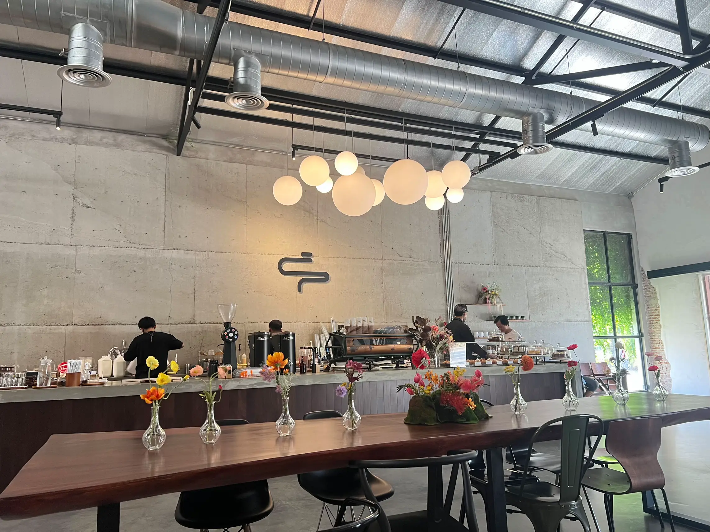 คาเฟ่สุดชิลสไตล์ loft ย่านปลวกแดง #ระยอง 🌸☕️🍃 | แกลเลอรีที่โพสต์โดย Ardy ️ | Lemon8