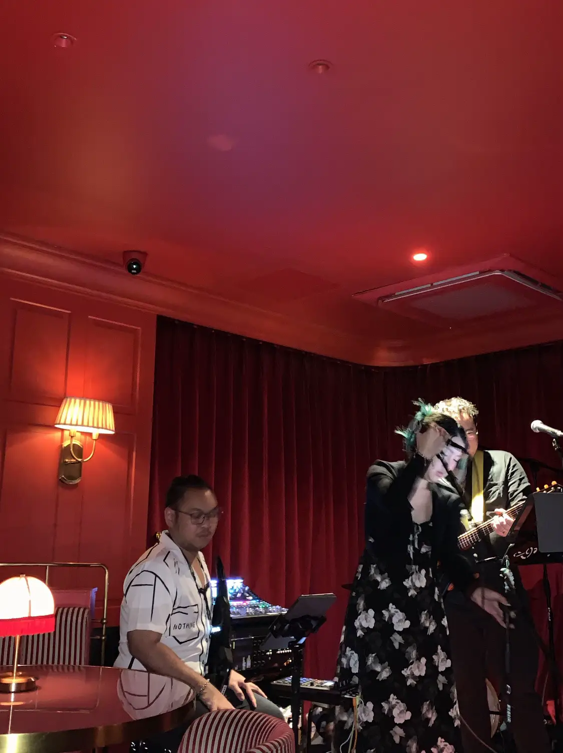 มุมถ่ายรูปใจกลางกรุง invitation only bar | แกลเลอรีที่โพสต์โดย Chaa.teawa | Lemon8