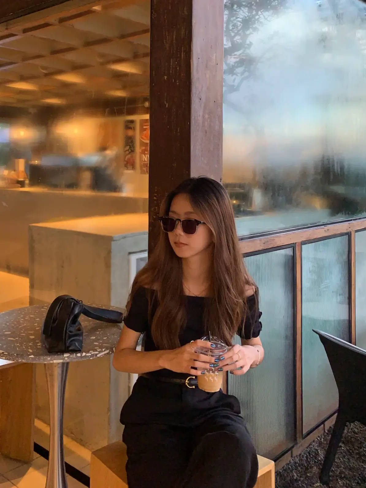 OOTD | All Balck with เสื้อปาดไหล่เก๋ๆ | แกลเลอรีที่โพสต์โดย jry | Lemon8