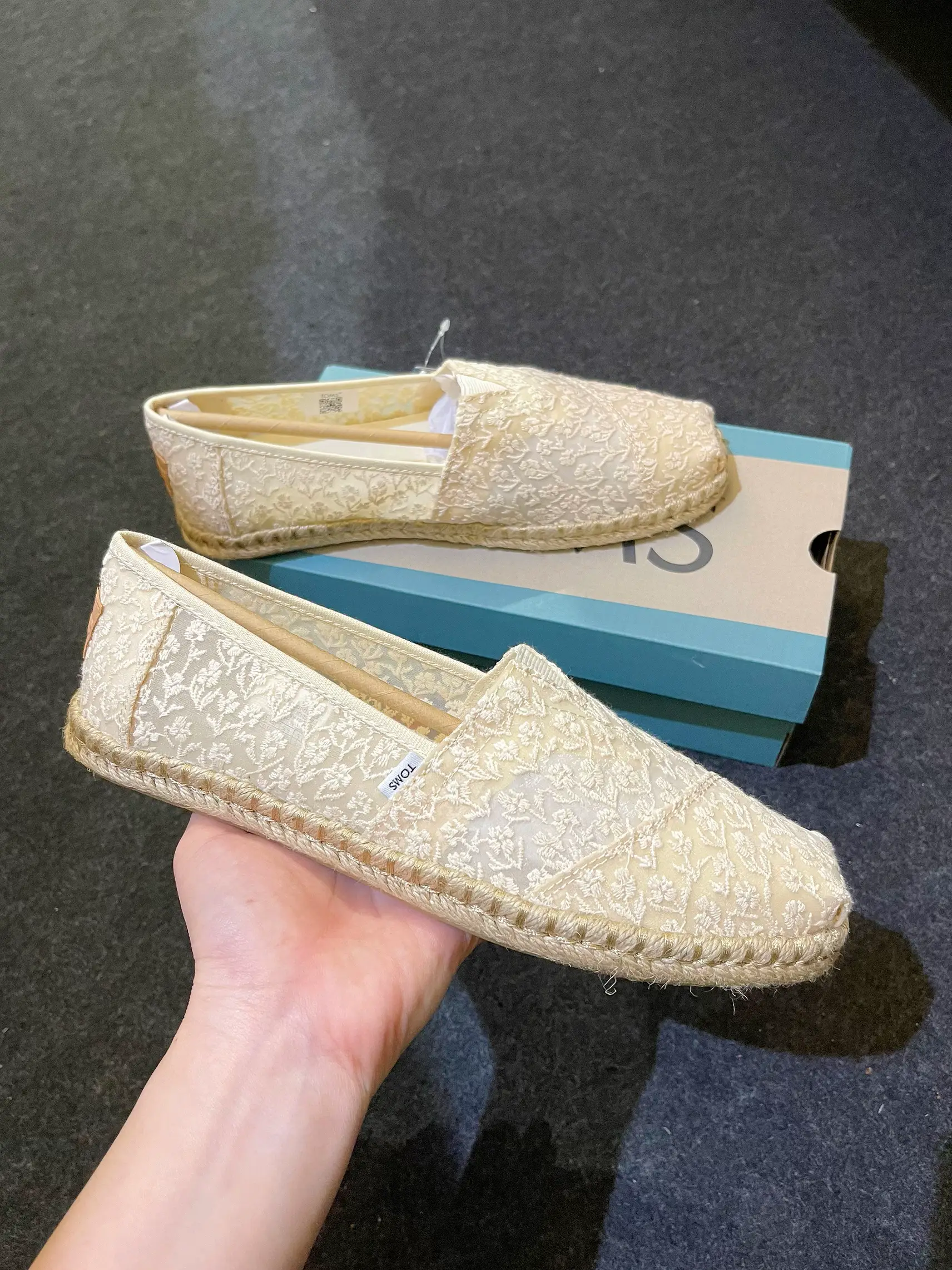 รองเท้า TOMS ลายดอก Posy🕶 | แกลเลอรีที่โพสต์โดย Prawfar | Lemon8